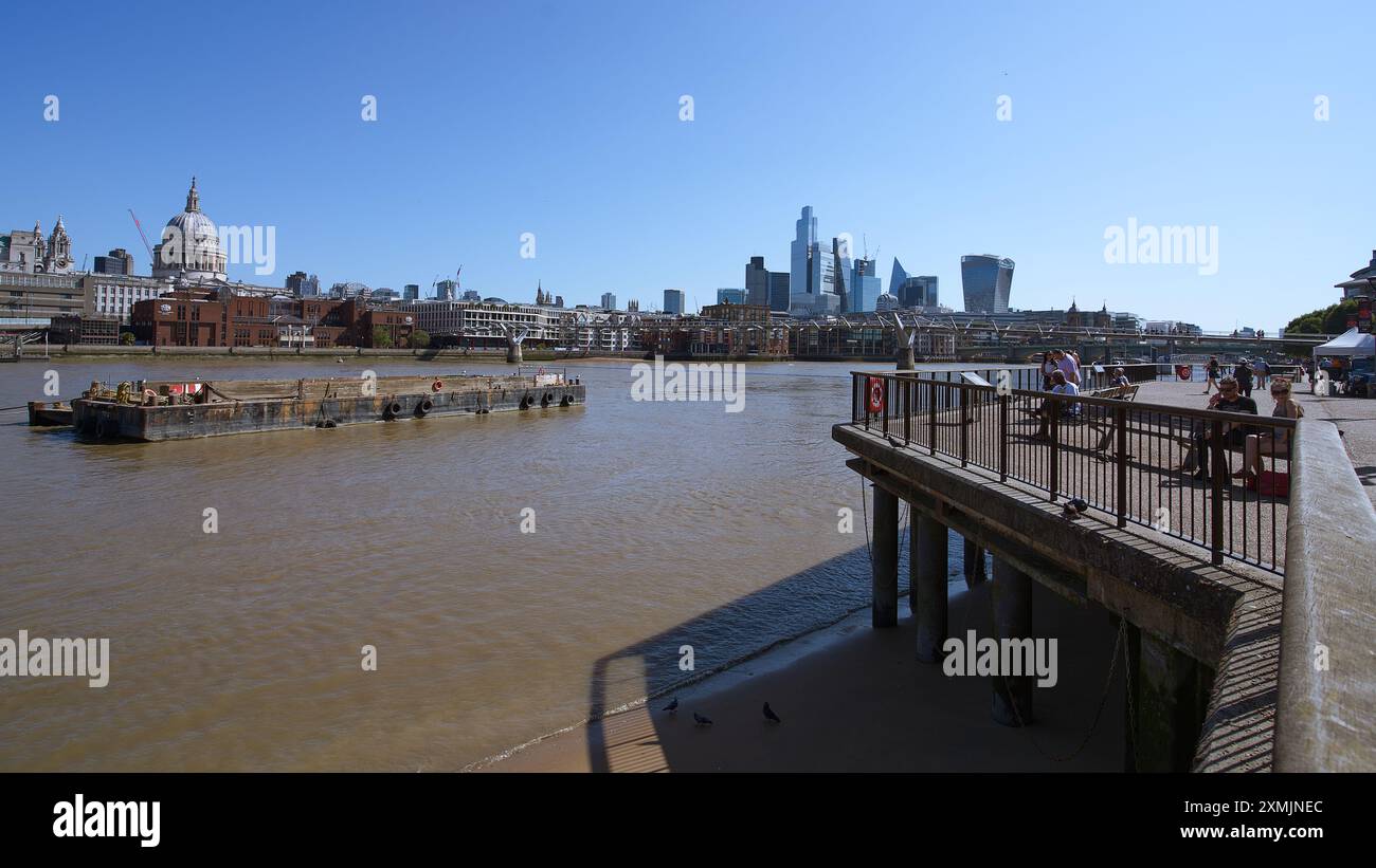 Riverside promenade thames hi-res stock photography and images - Alamy