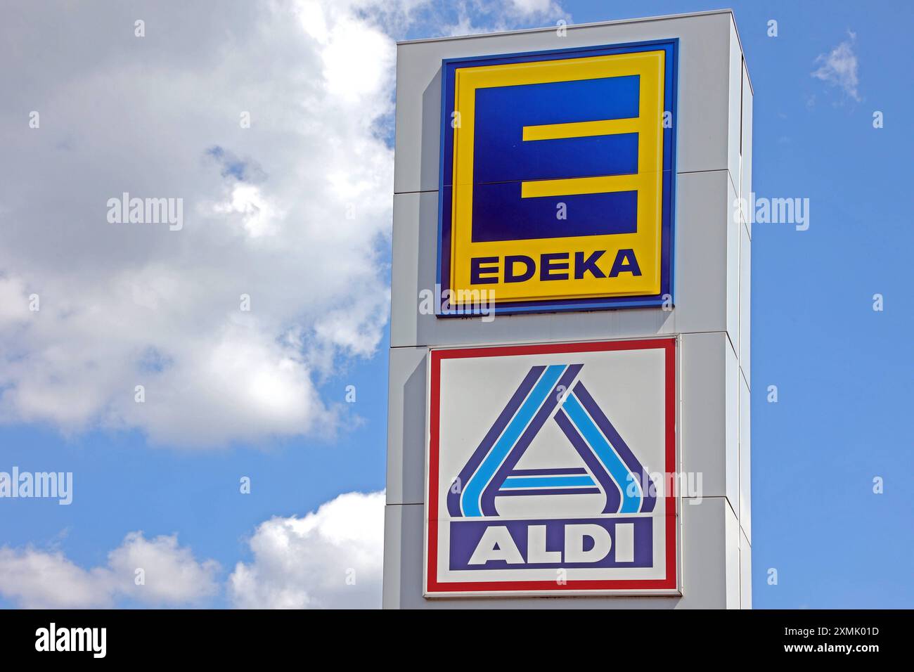 Supermärkte für den täglichen Bedarf Das Logo der Edeka-Gruppe und von ...