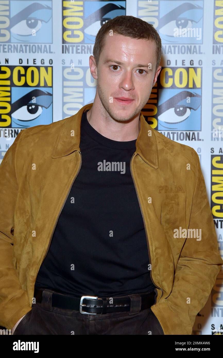 Joseph quinn comic hi-res stock photography and images - Alamy