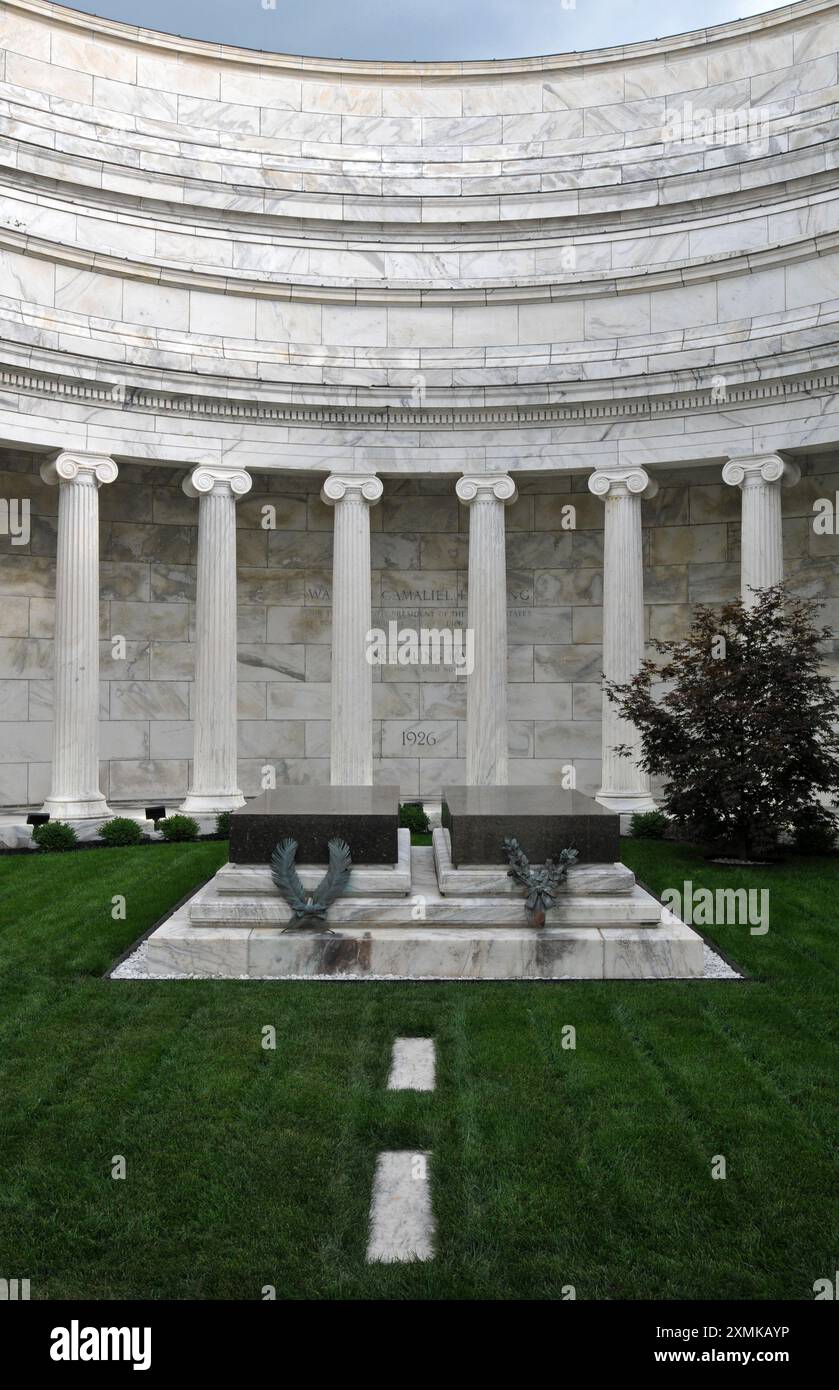 The graves of America's 29th president, Warren G. Harding, and First ...