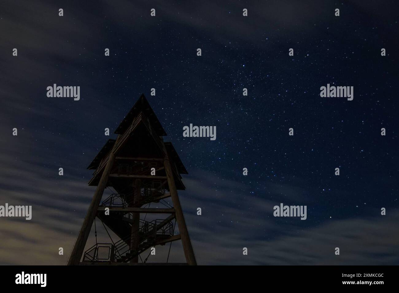 Symbolbild Aussichtsturm, Nachtaufnahme, Sterne, bewölkter Himmel ...