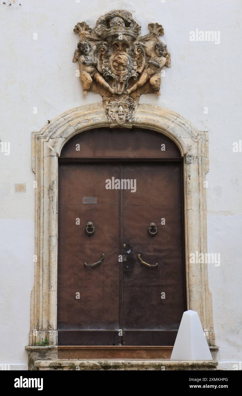 Wooden renaissance style front door hi-res stock photography and images ...