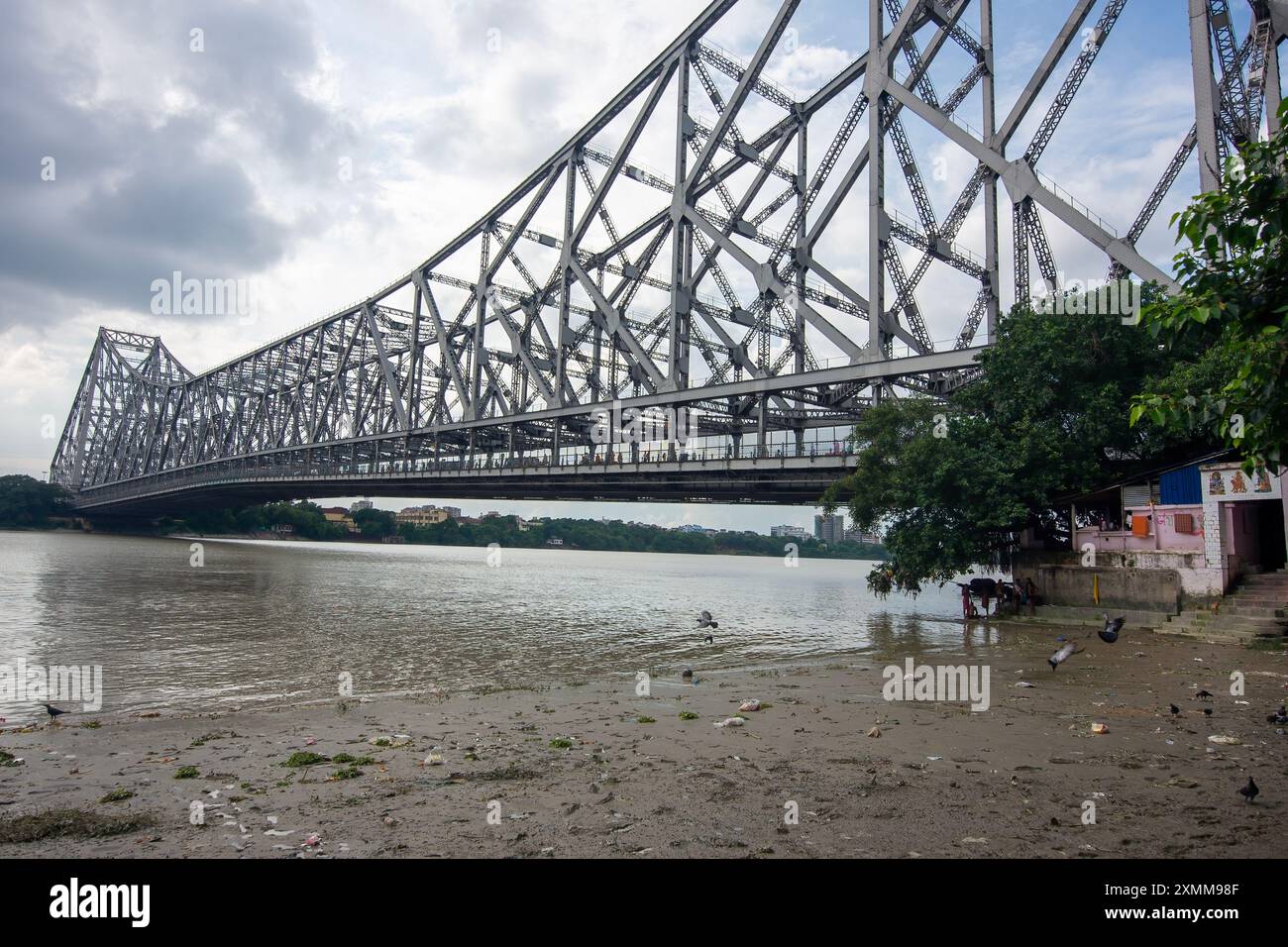An iconic landmark in Kolkata, the Howrah Bridge is a huge steel bridge ...