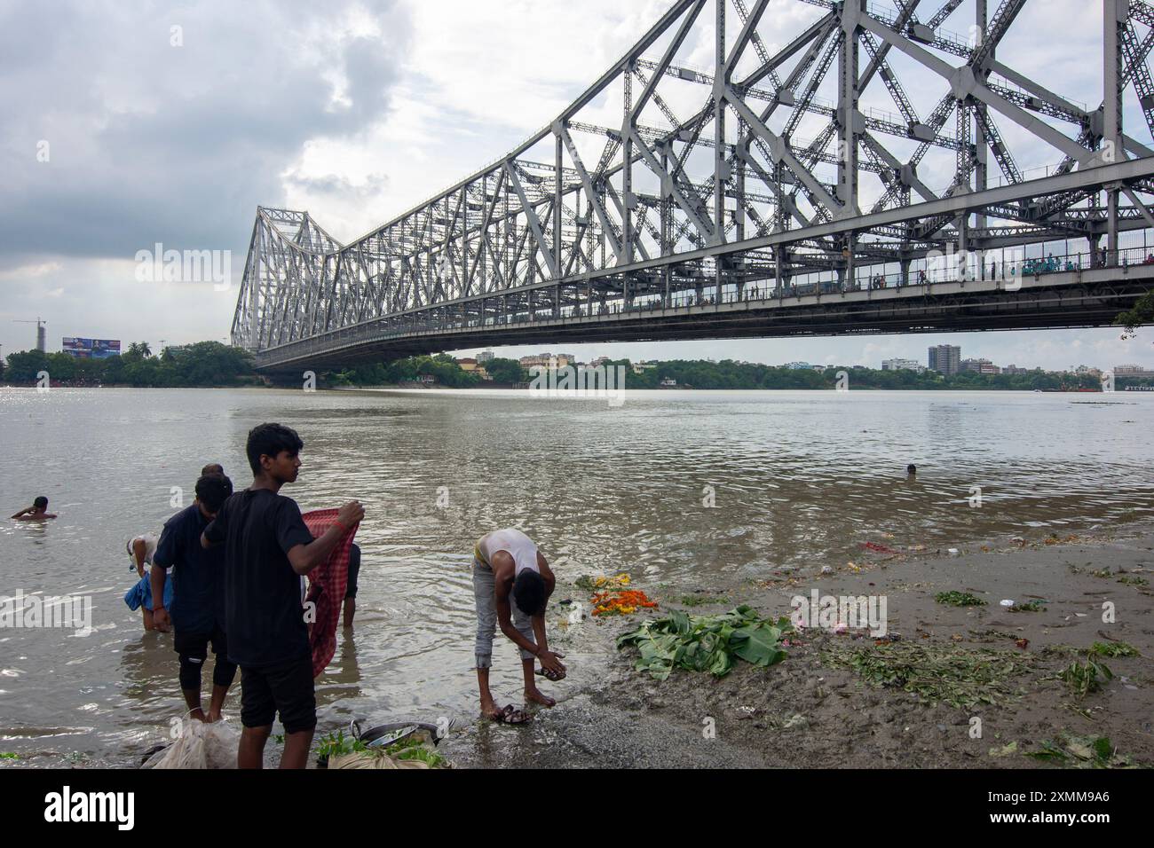 Howrah bridge cantilever built british hi-res stock photography and ...