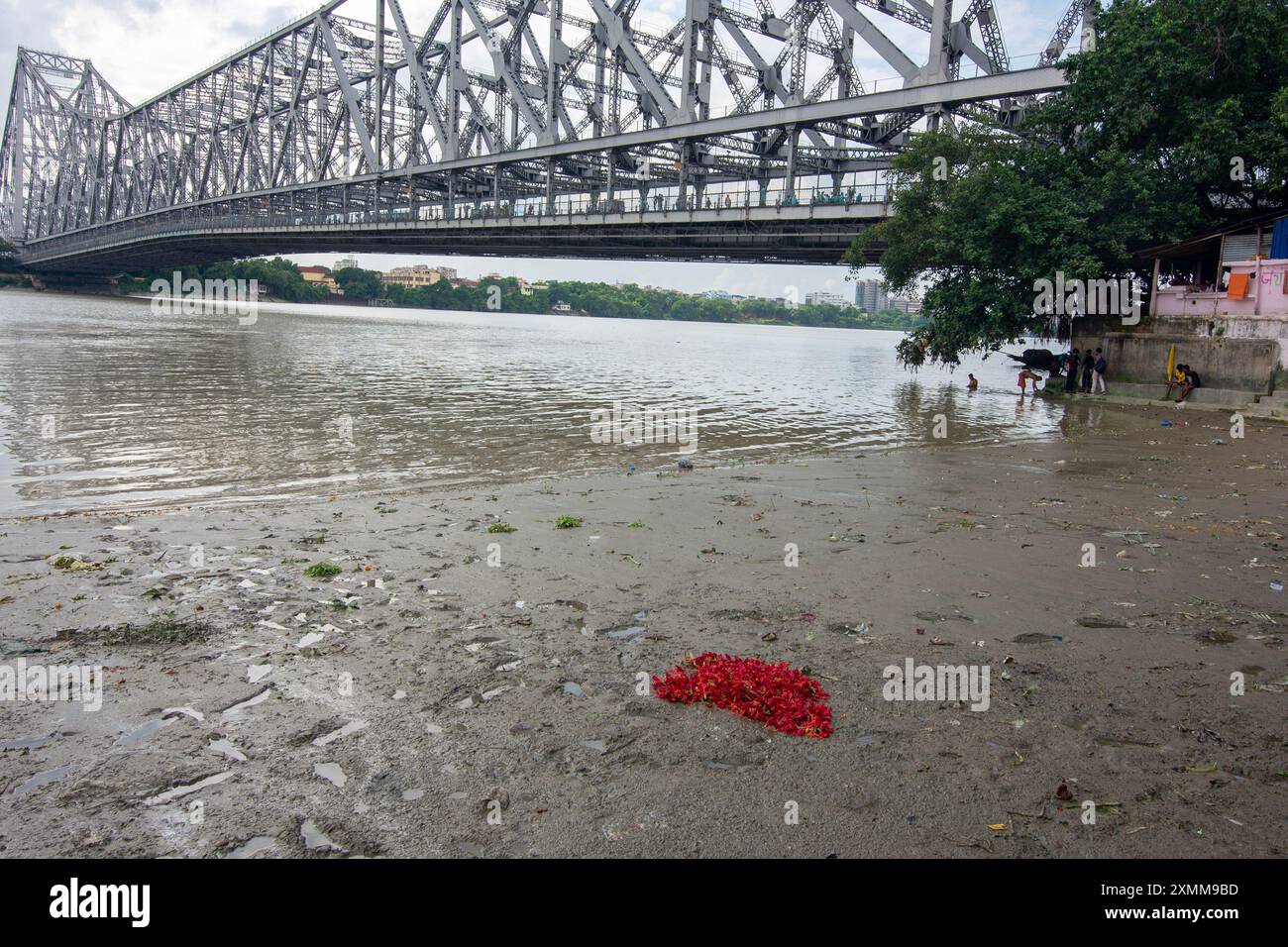 An iconic landmark in Kolkata, the Howrah Bridge is a huge steel bridge ...