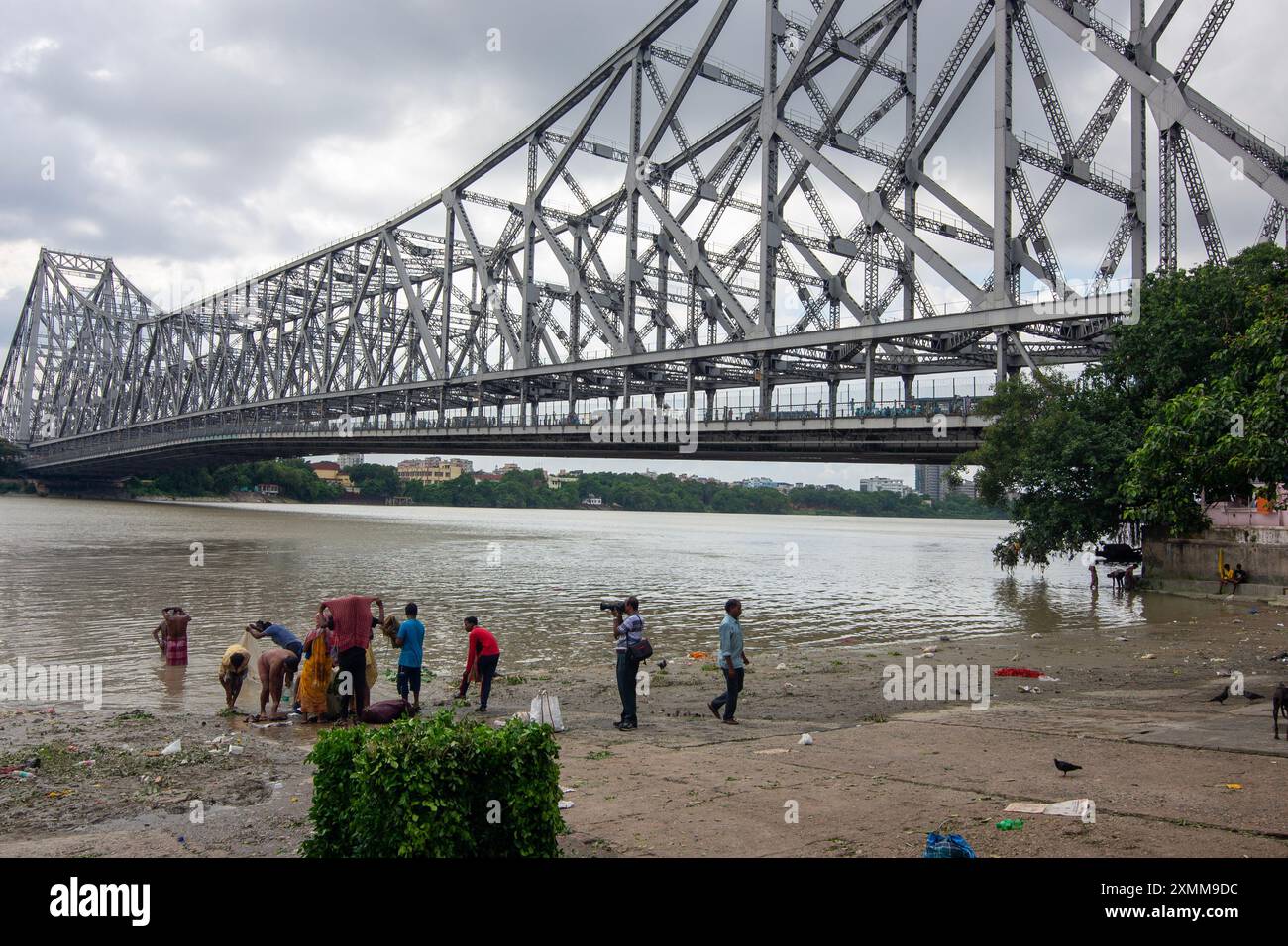 An iconic landmark in Kolkata, the Howrah Bridge is a huge steel bridge ...