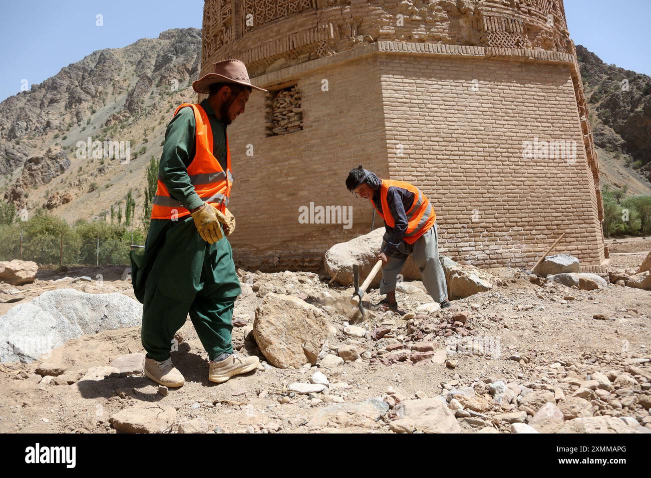 Ghor, Afghanistan's Ghor Province. 28th July, 2024. Workers clear ...
