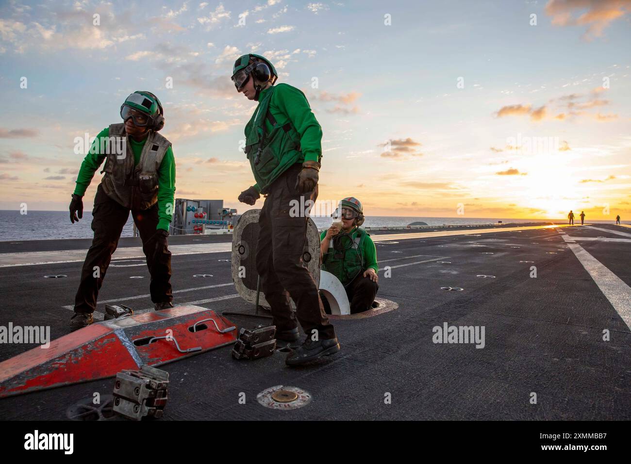 Realistic catapult hi-res stock photography and images - Alamy