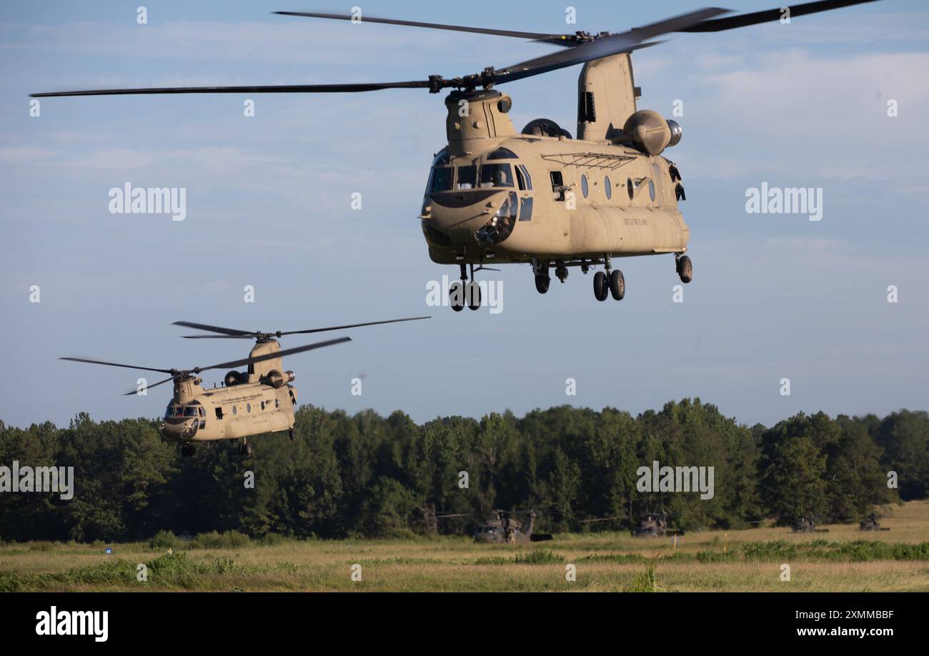 Florida Army National Guard (FLARNG) CH-47 Chinooks piloted by Soldiers ...