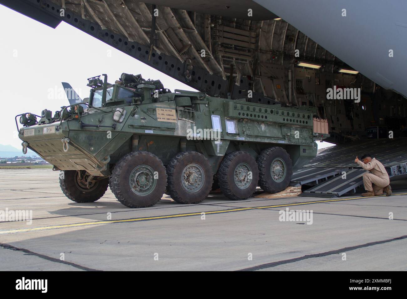Crew members from the Heavy Airlift Wing (HAW) of the Strategic Airlift ...