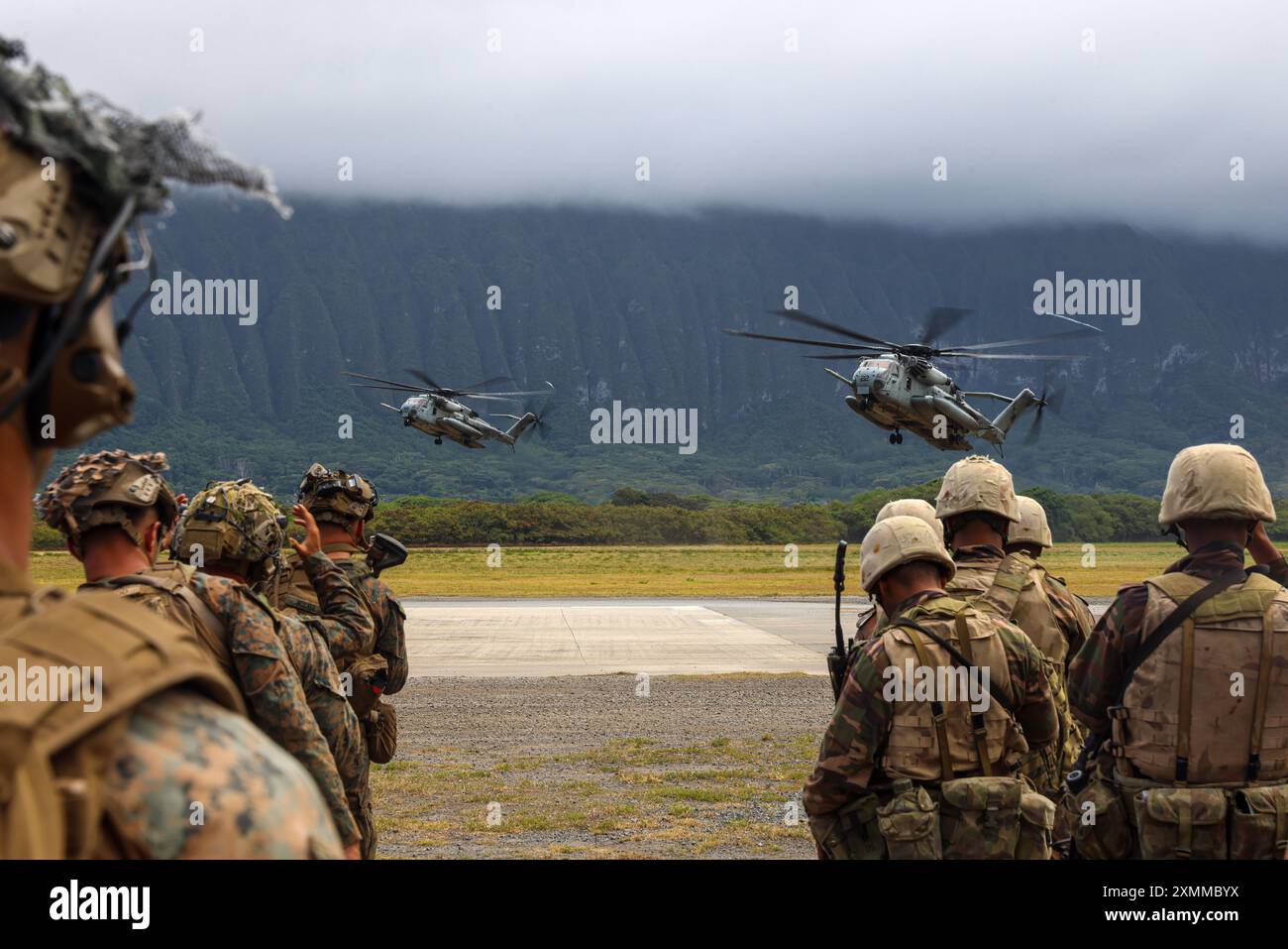 U.S. Marines assigned to Charlie Company, Battalion Landing Team 1/5 ...