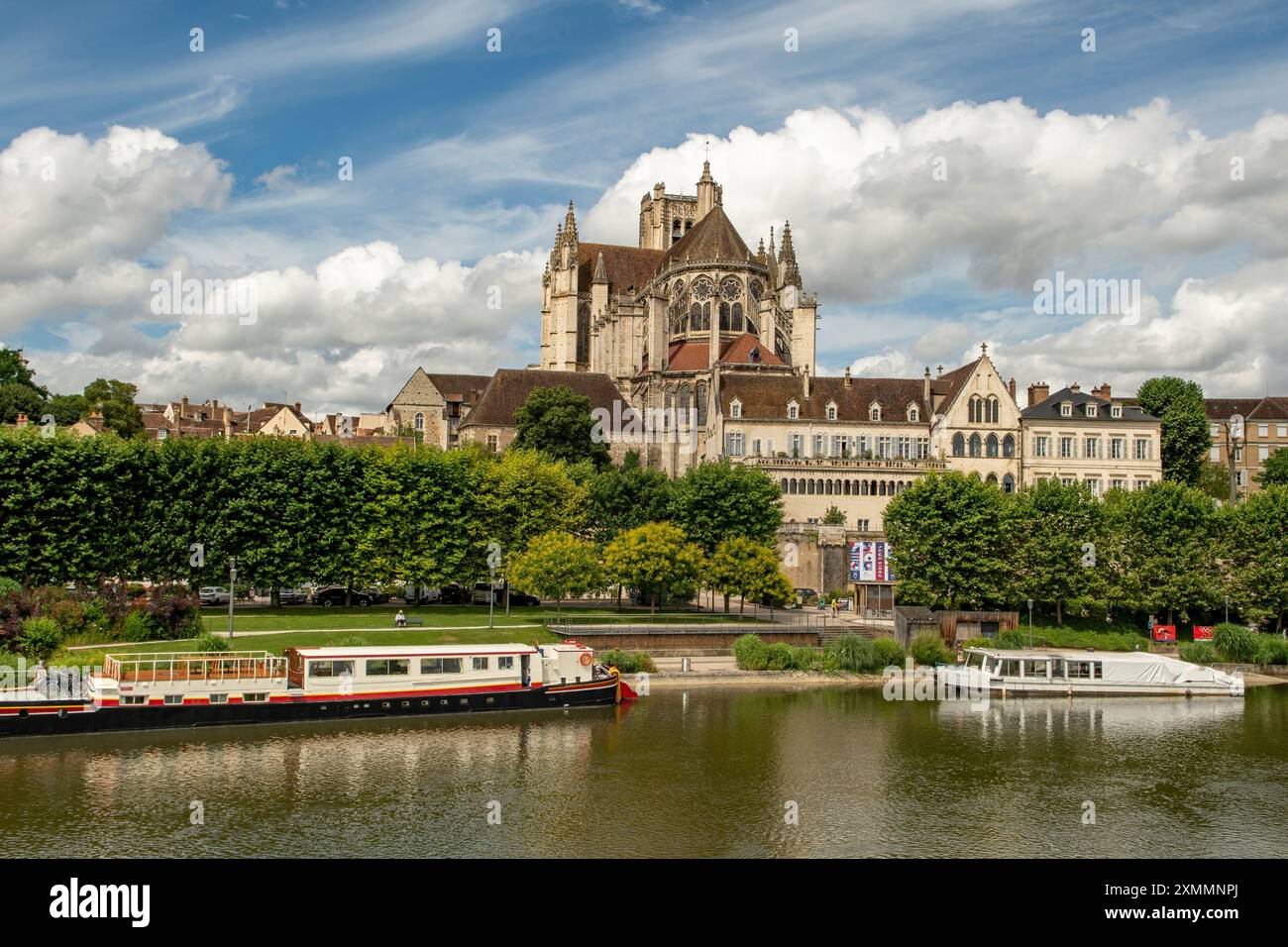 Cathedrale Saint-Etienne and River Yonne, Auxerre, Bourgogne, France ...