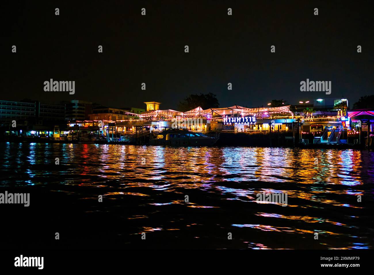 BANGKOK, THAILAND - MAY 14, 2019: The brightly illuminated Tha Maharaj ...