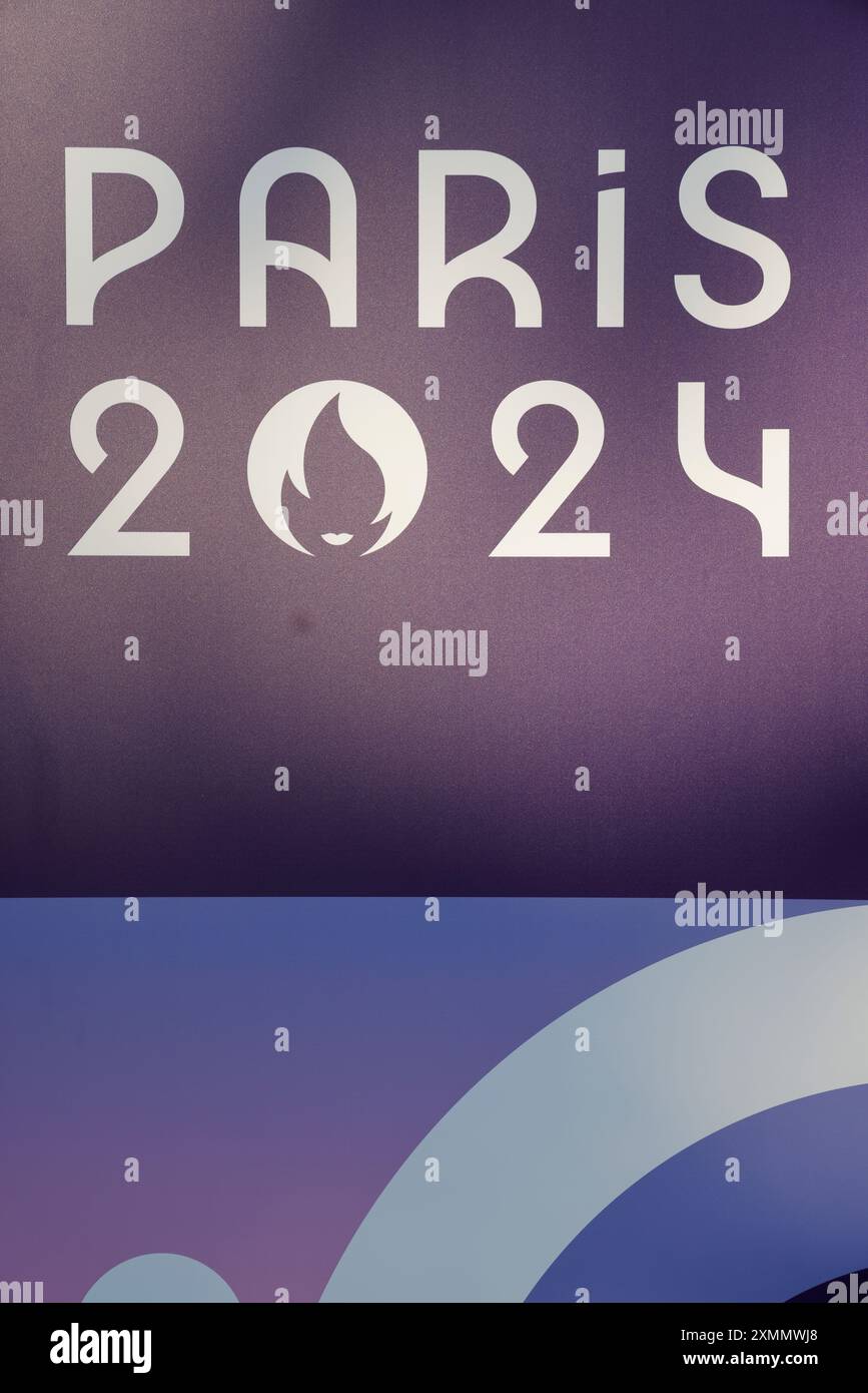 Paris 2024 signage hi-res stock photography and images - Alamy