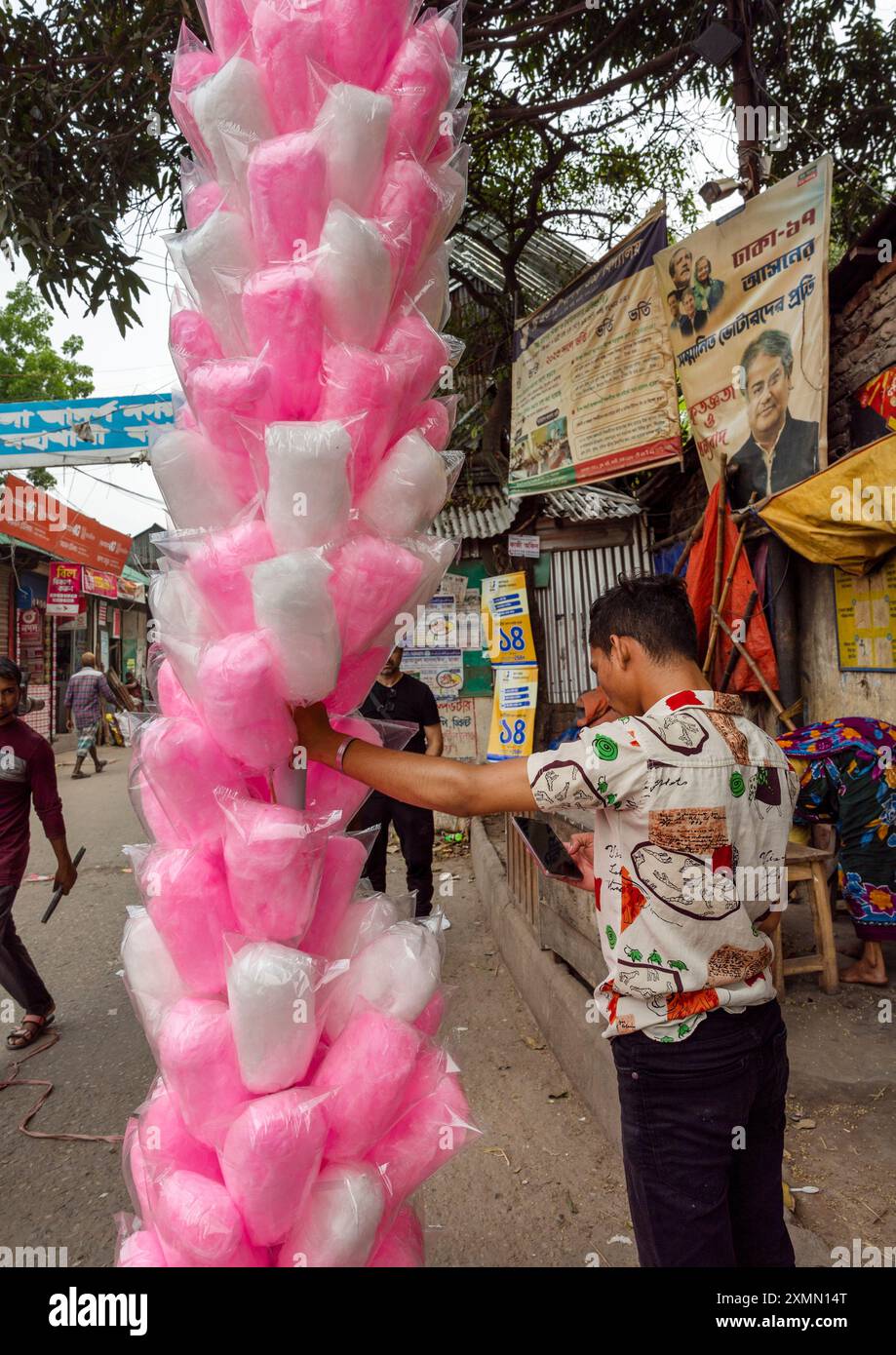 Bangladeshi man selling cotton candy in Korail slum, Dhaka Division ...