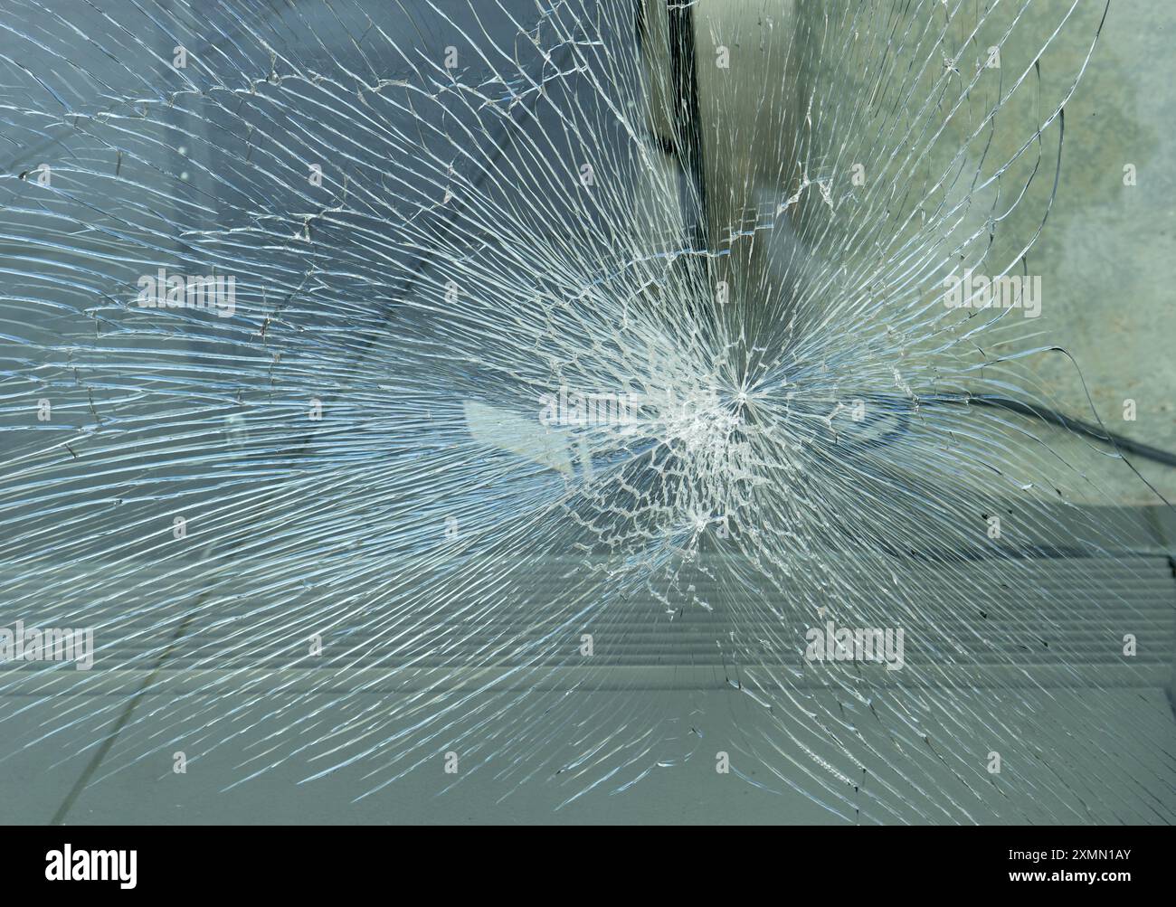 Breaking glas hi-res stock photography and images - Alamy