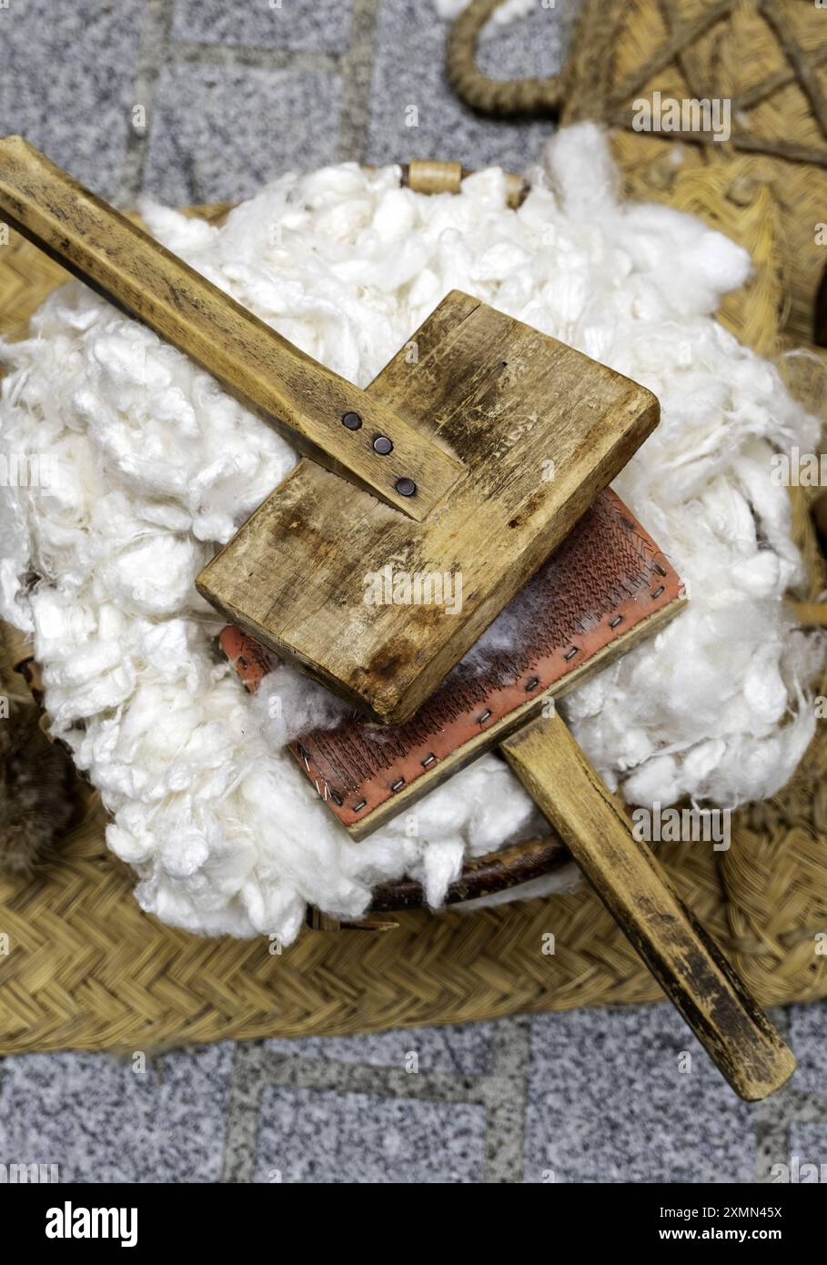 Farmer cutting wool hi-res stock photography and images - Alamy