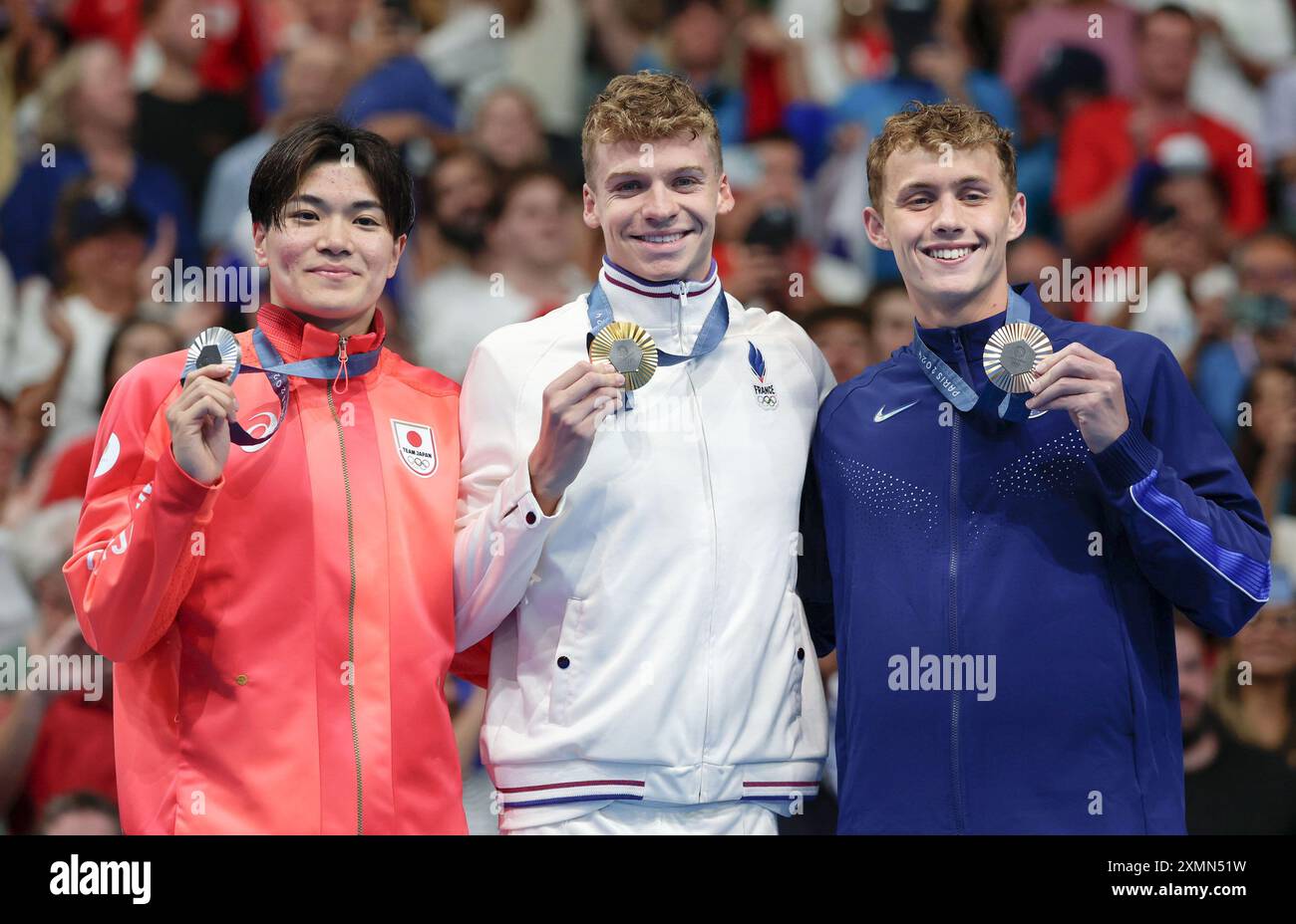 French swimmer Leon Marchand (C) poses for photos after winning the men ...