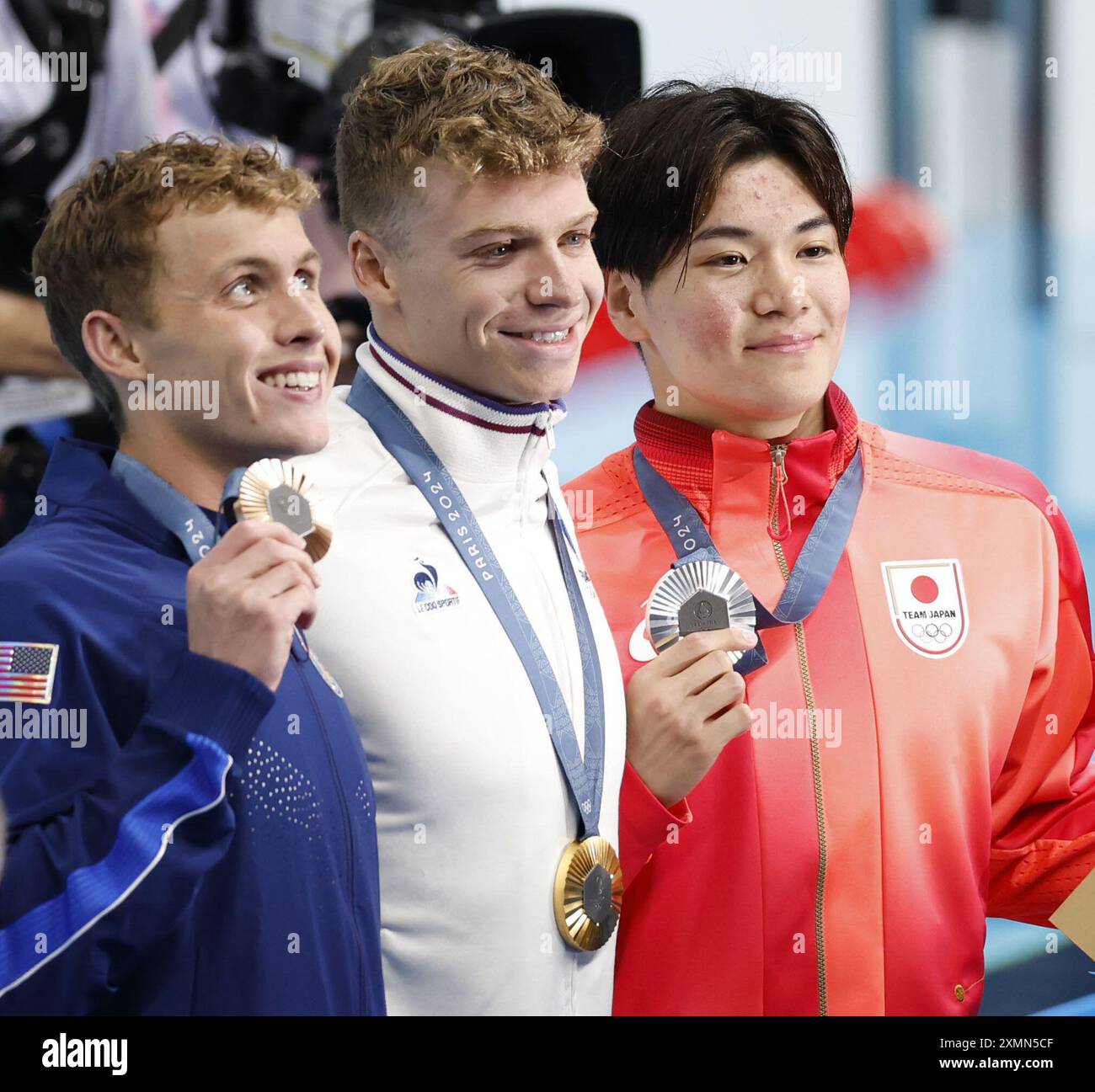 French swimmer Leon Marchand (C) poses for photos after winning the men ...