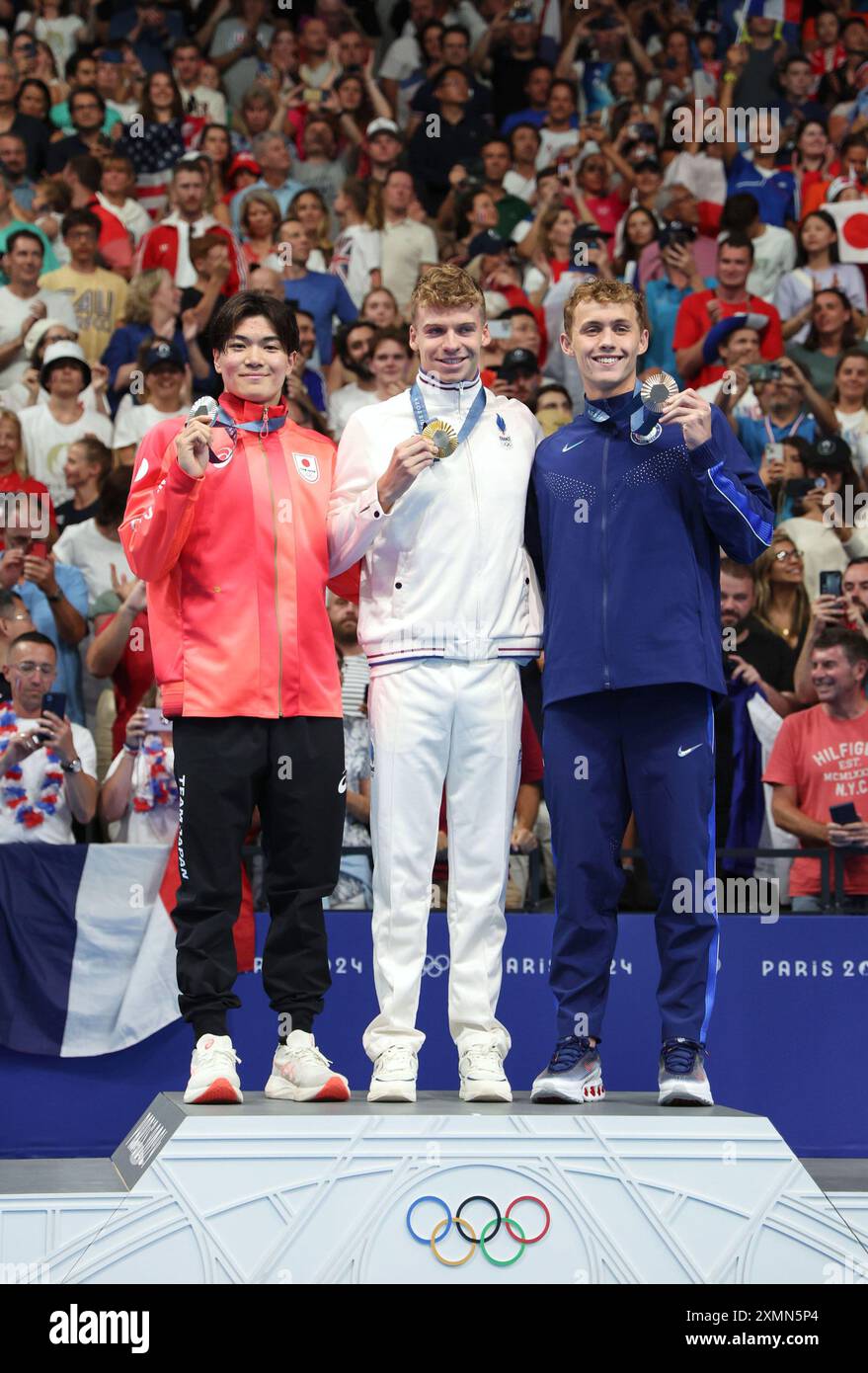 French swimmer Leon Marchand (C) poses for photos after winning the men ...