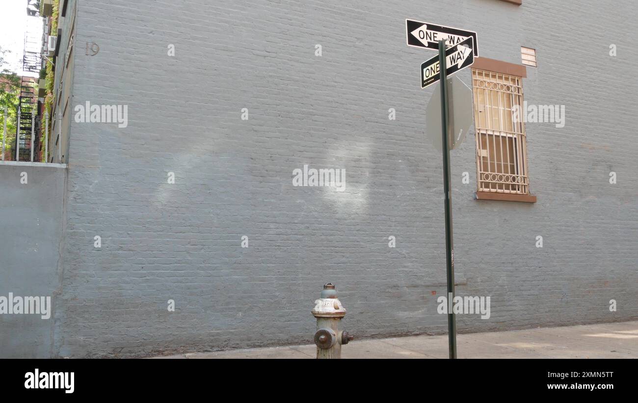 New York City oneway crossroad, Minetta street intersection one way ...