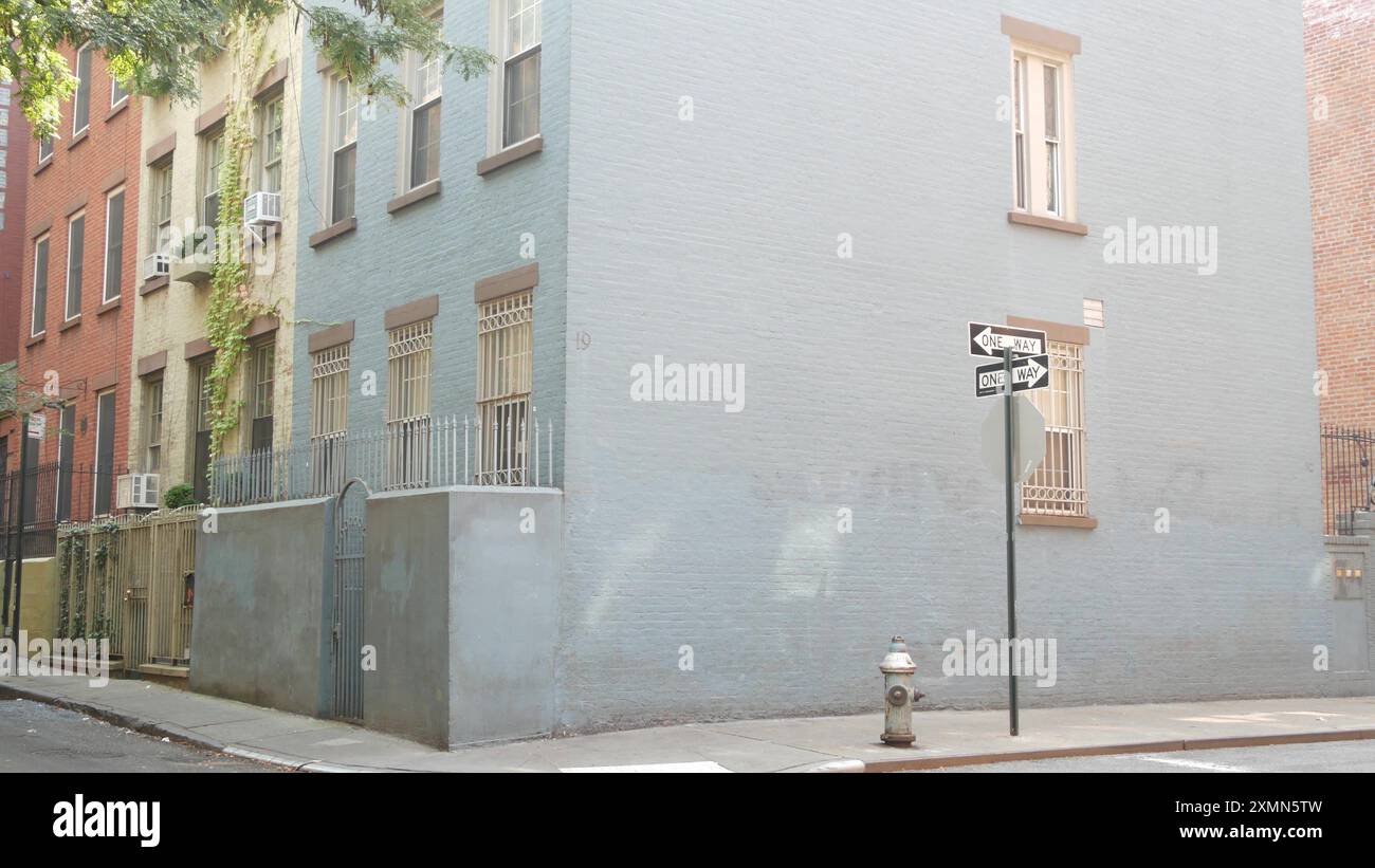 New York City oneway crossroad, Minetta street intersection one way ...