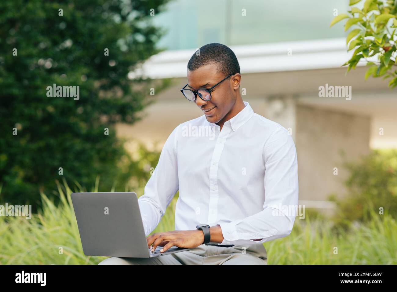 Man outdoors laptop weather hi-res stock photography and images - Alamy