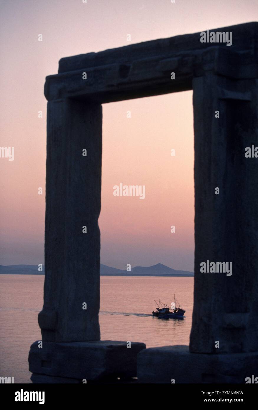 Two stone pillars hi-res stock photography and images - Alamy