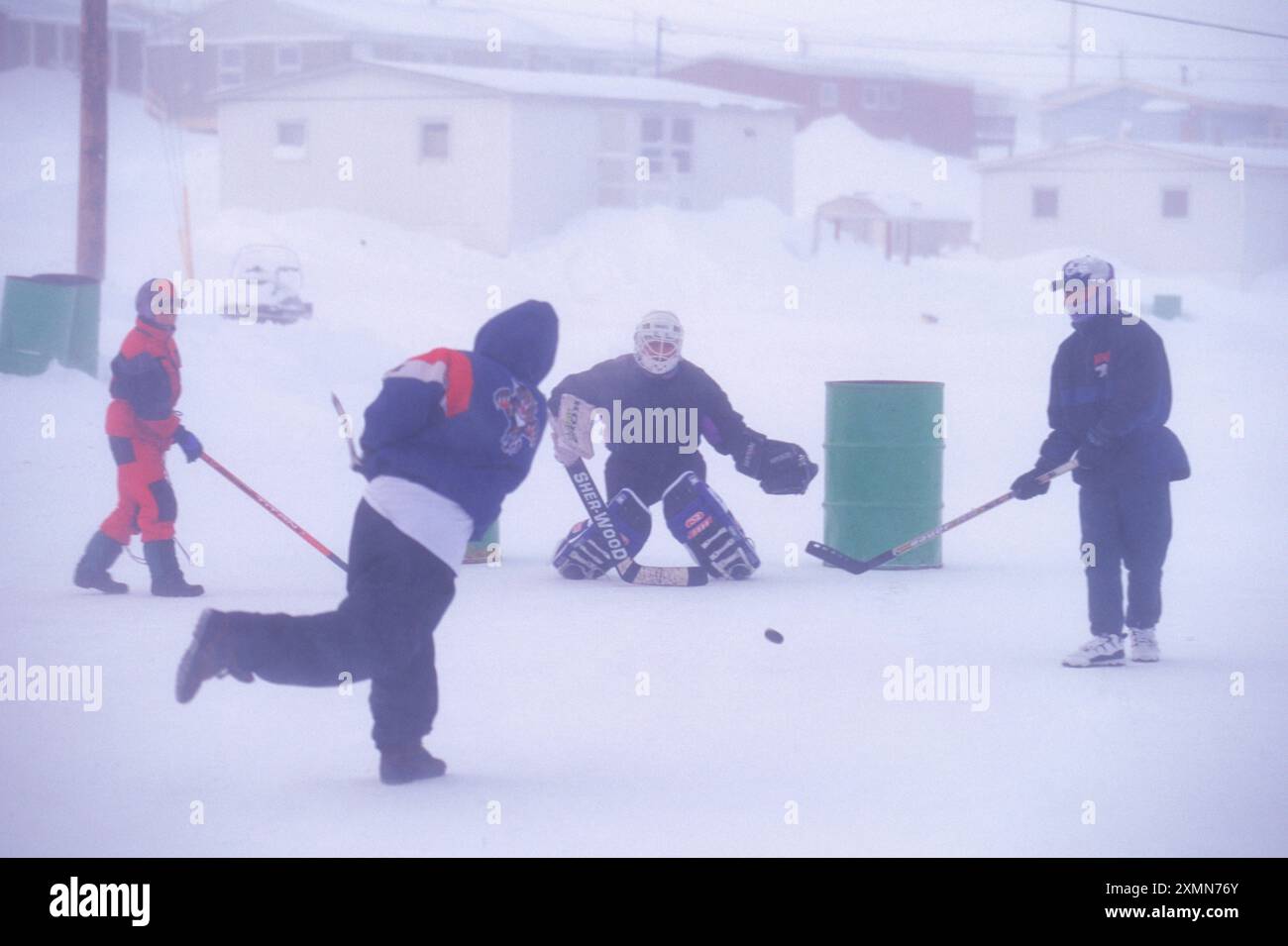 Inuit children playing hi-res stock photography and images - Alamy