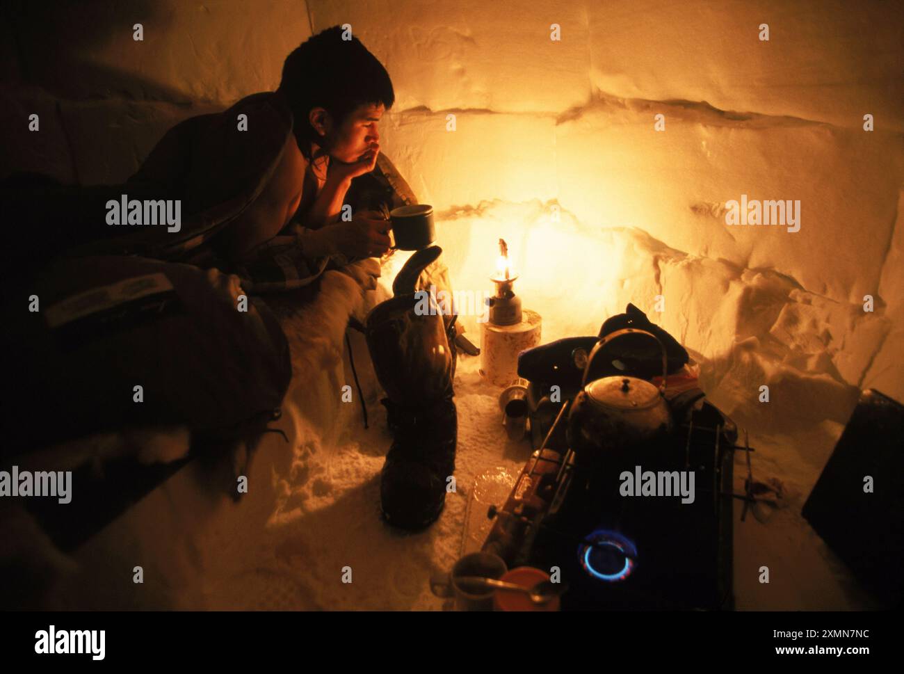 Inuit igloo canada hi-res stock photography and images - Alamy