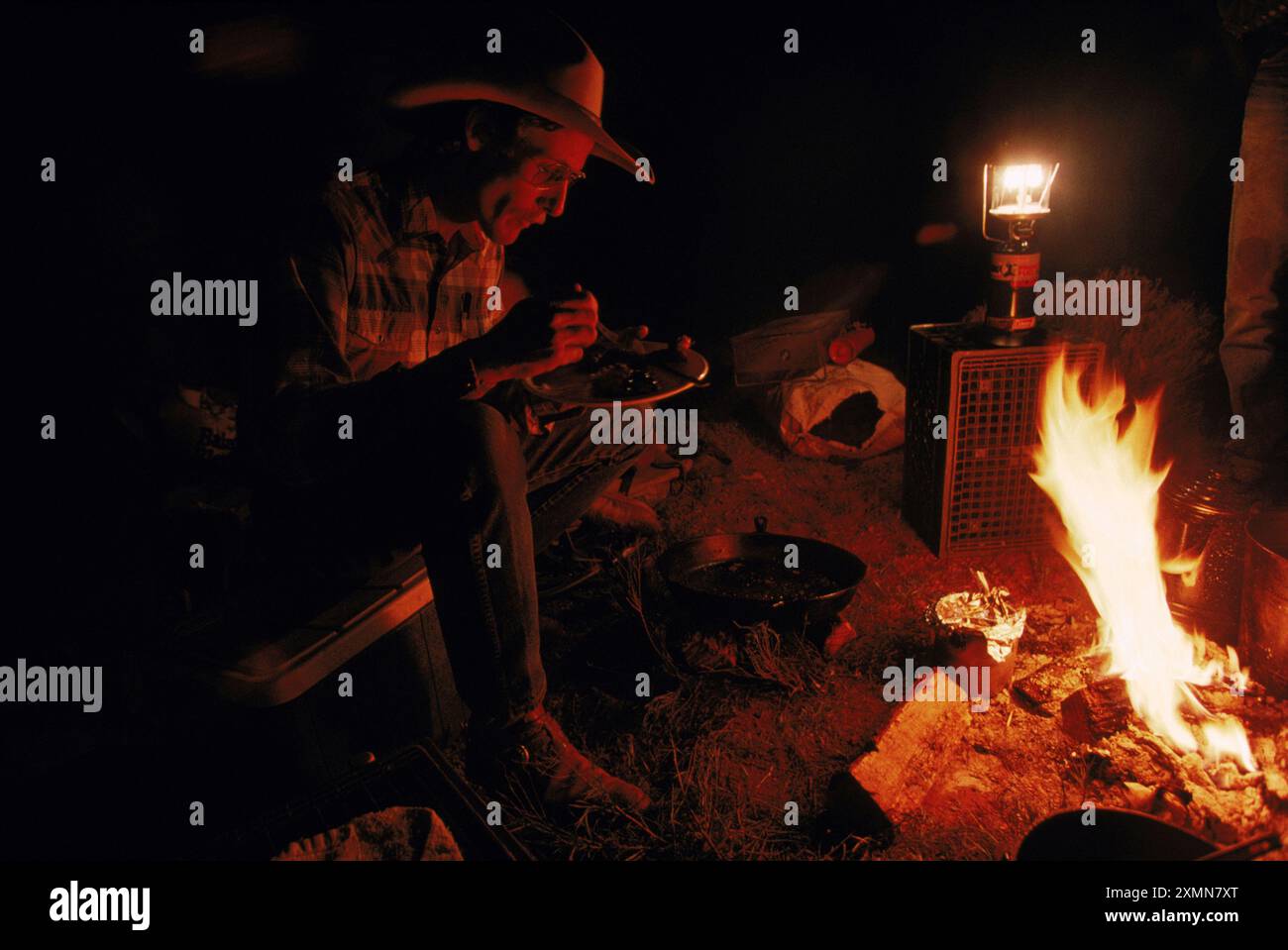 Cowboys campfire hi-res stock photography and images - Alamy