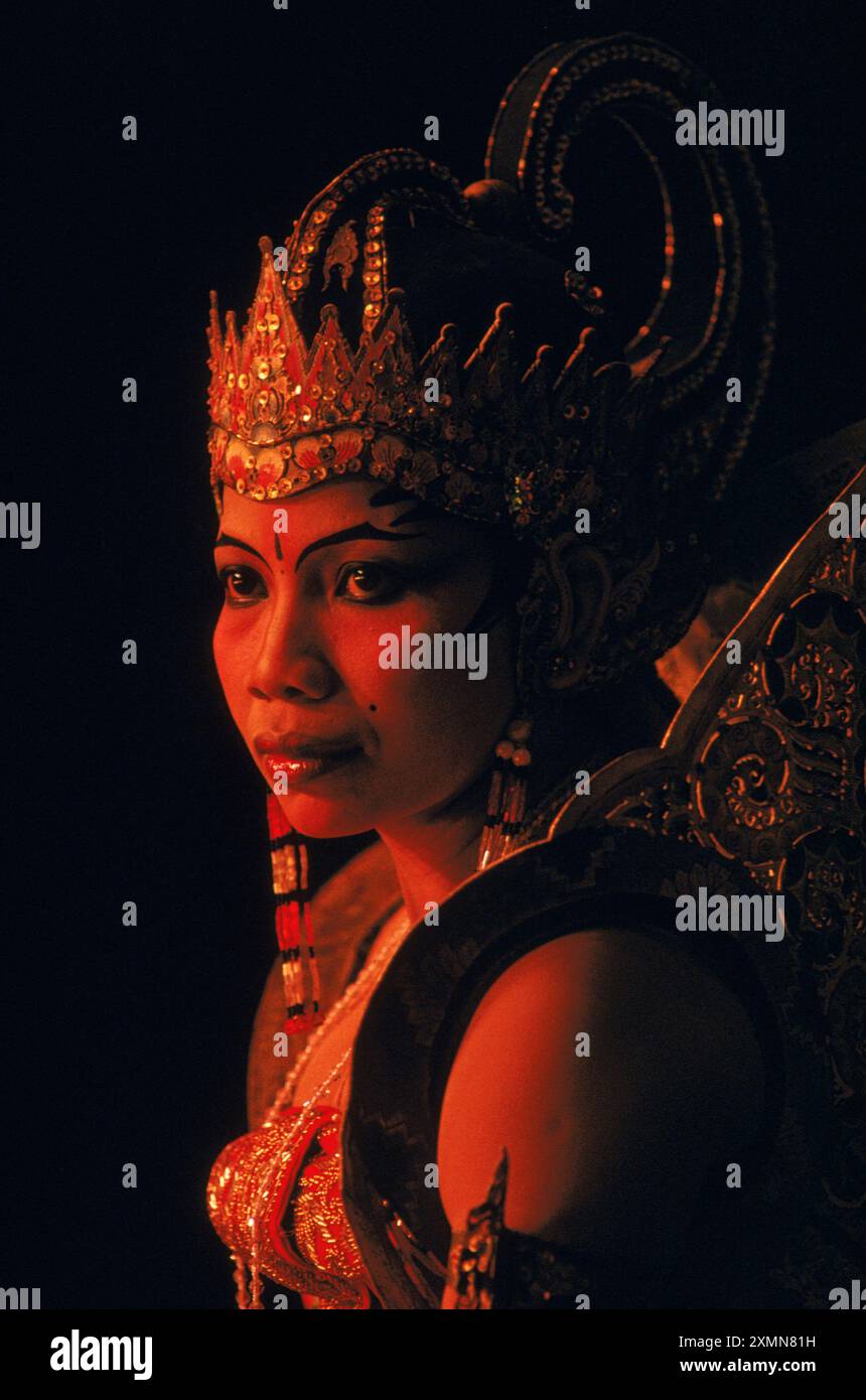 Javanese dancer hi-res stock photography and images - Alamy