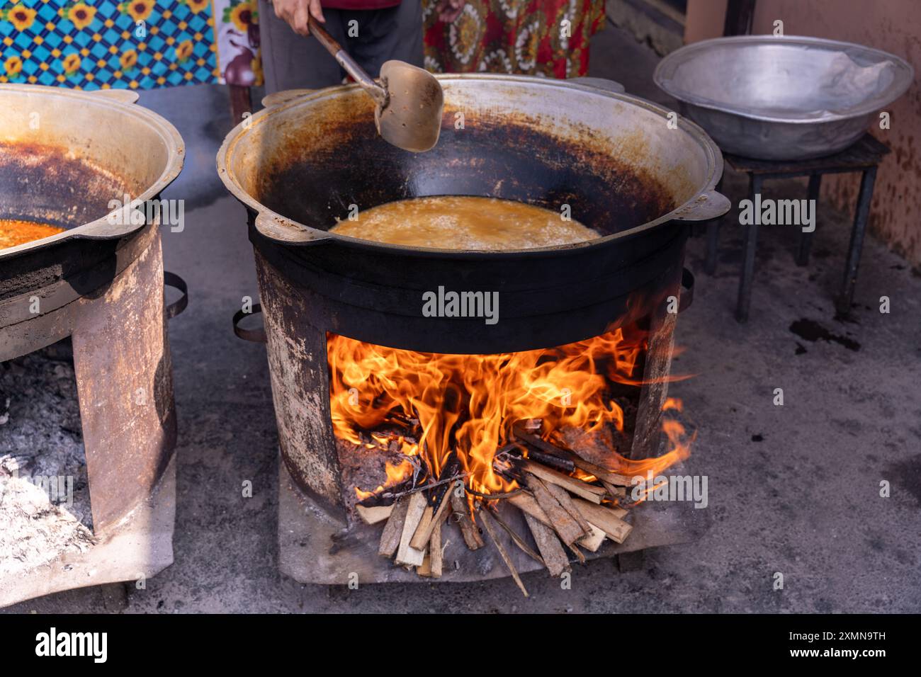 Large food pot hi-res stock photography and images - Alamy