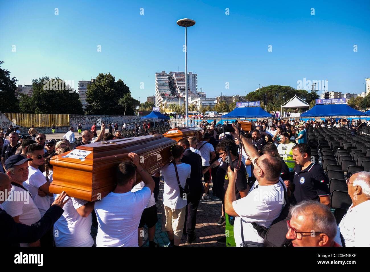 The funerals of the three victims of the collapse of the Vela Celeste ...