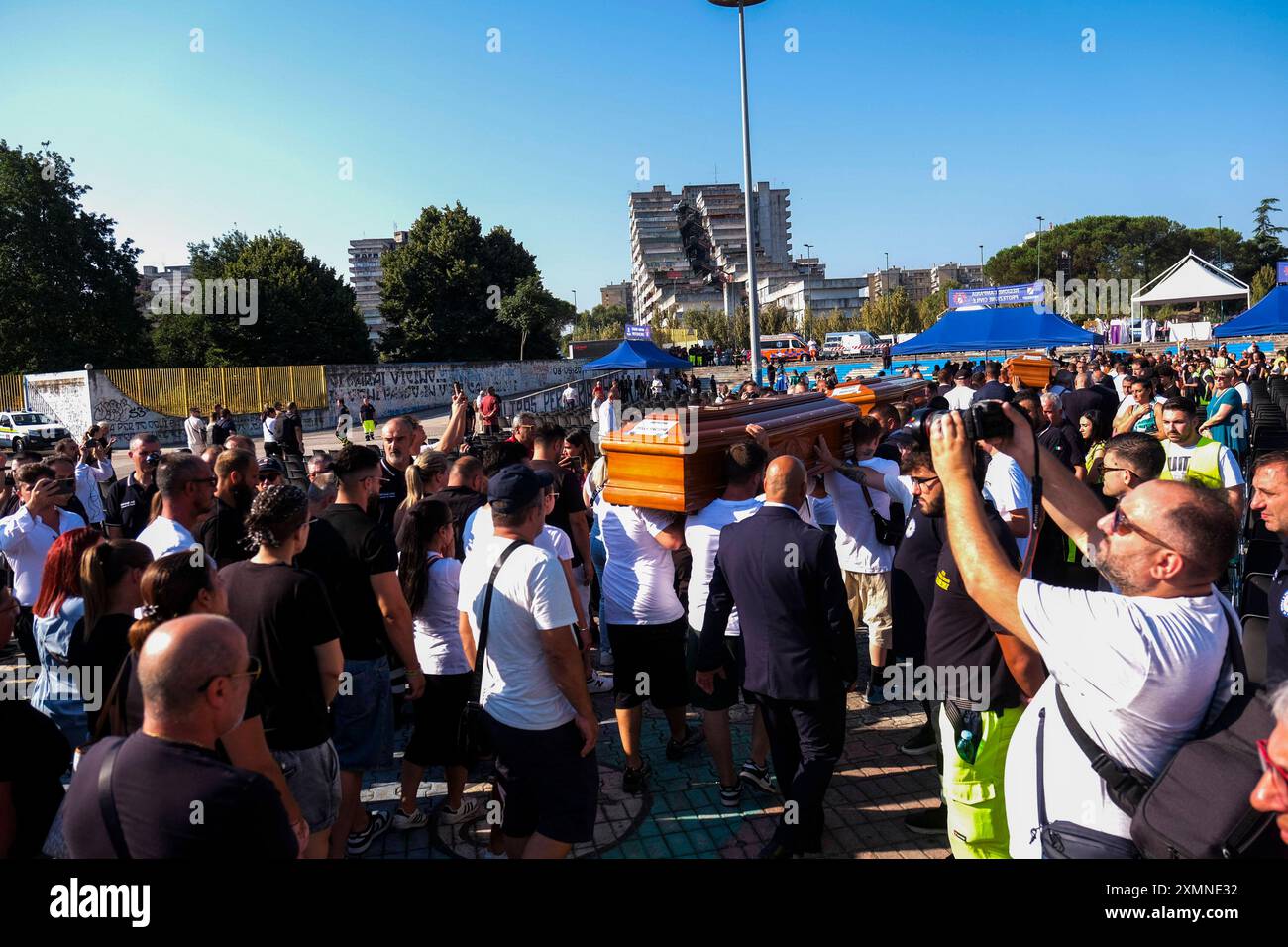 Naples, funeral of the three scampia victims The funerals of the three ...