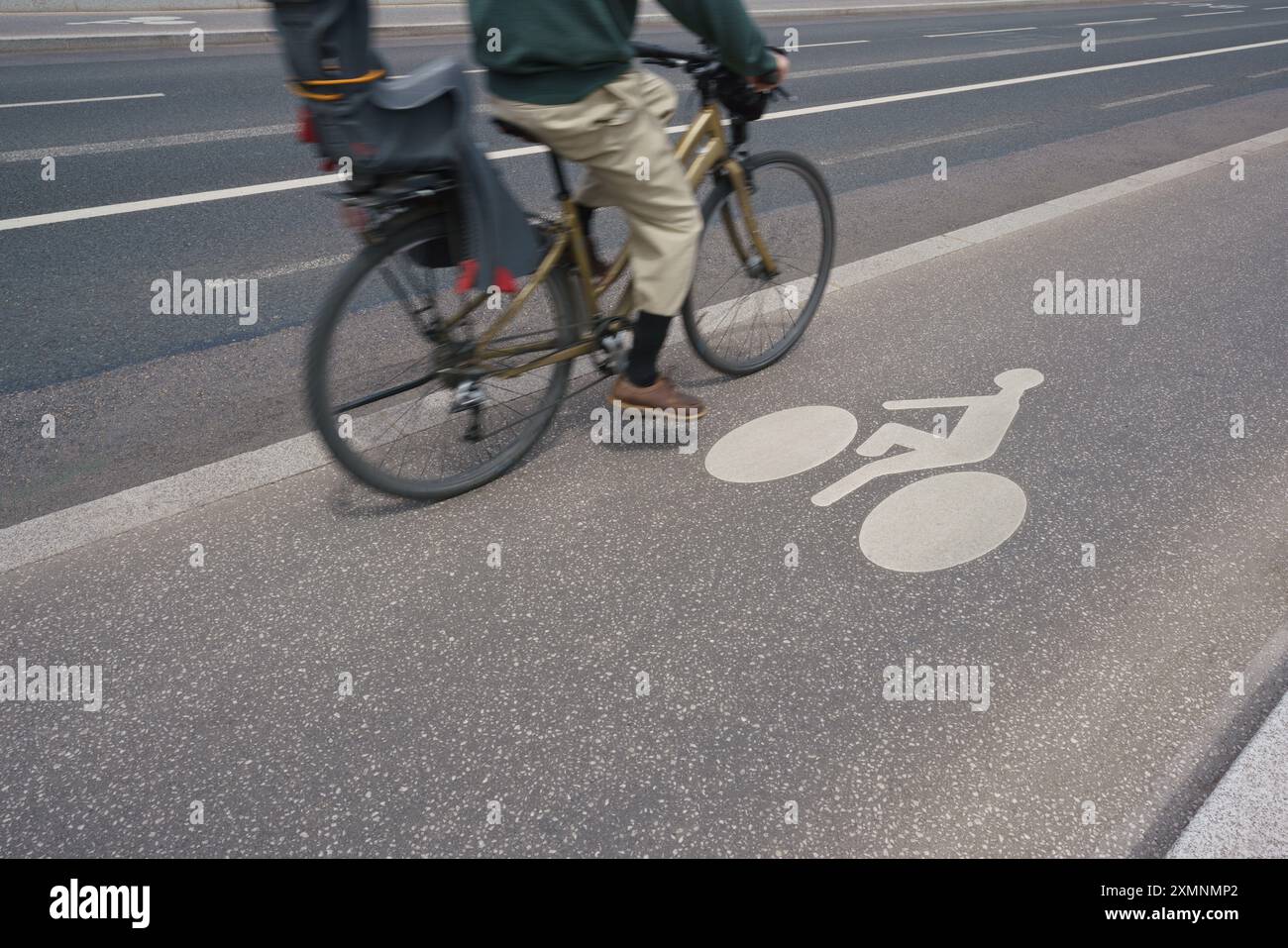 A cyclist on a bicycle lane in the city Stock Photo - Alamy