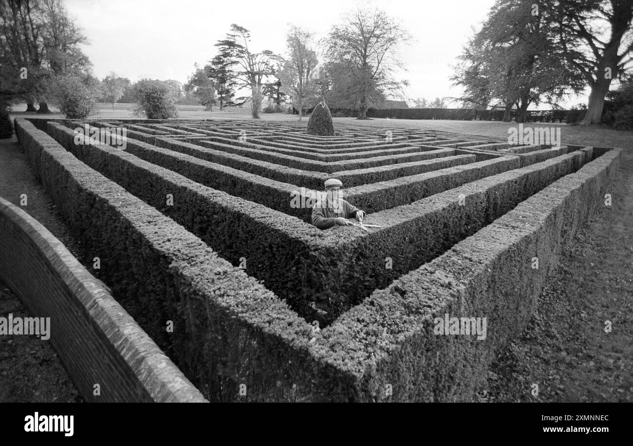 Chevening House Maze , Kent 22 October 1992 Picture by Roger Bamber ...