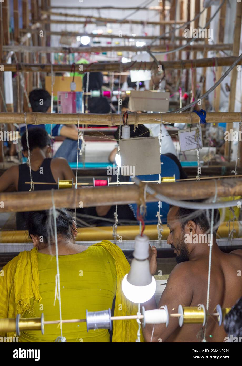 Weaving in bangladesh hi-res stock photography and images - Alamy