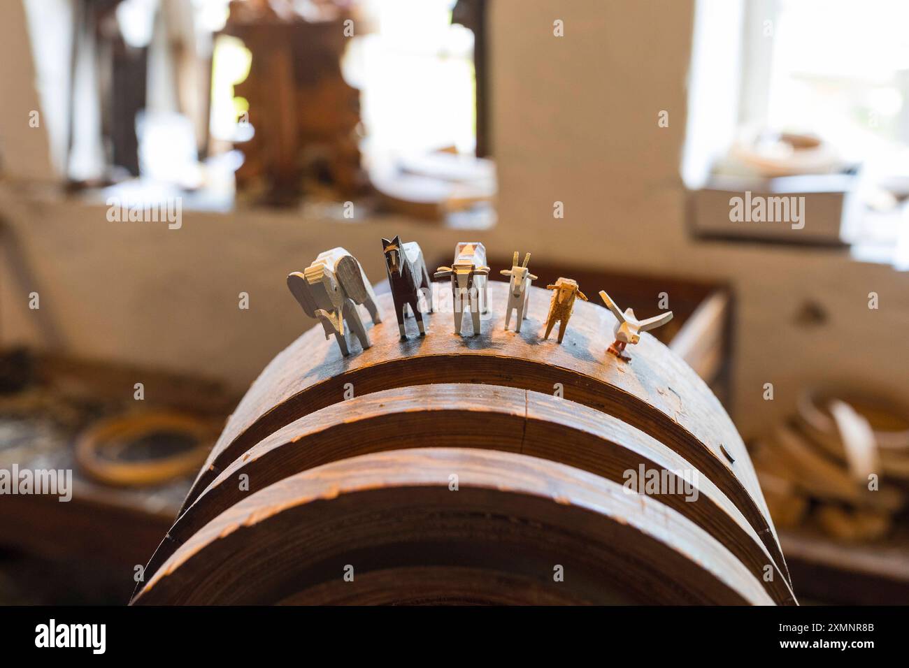 in der Schauwerkstatt des Reifendrehers im Freilichtmuseum Seiffen, Erzgebirge, Sachsen ...