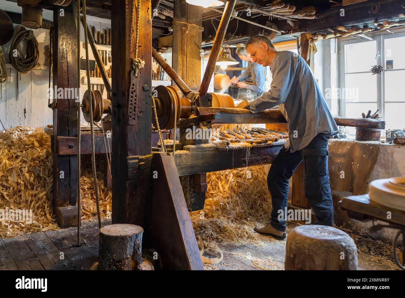 in der Schauwerkstatt des Reifendrehers im Freilichtmuseum Seiffen, Erzgebirge, Sachsen ...
