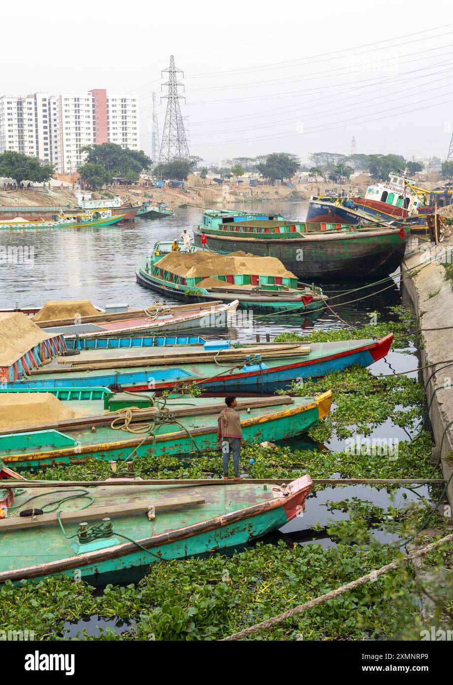 Sand loaded on boats hi-res stock photography and images - Alamy