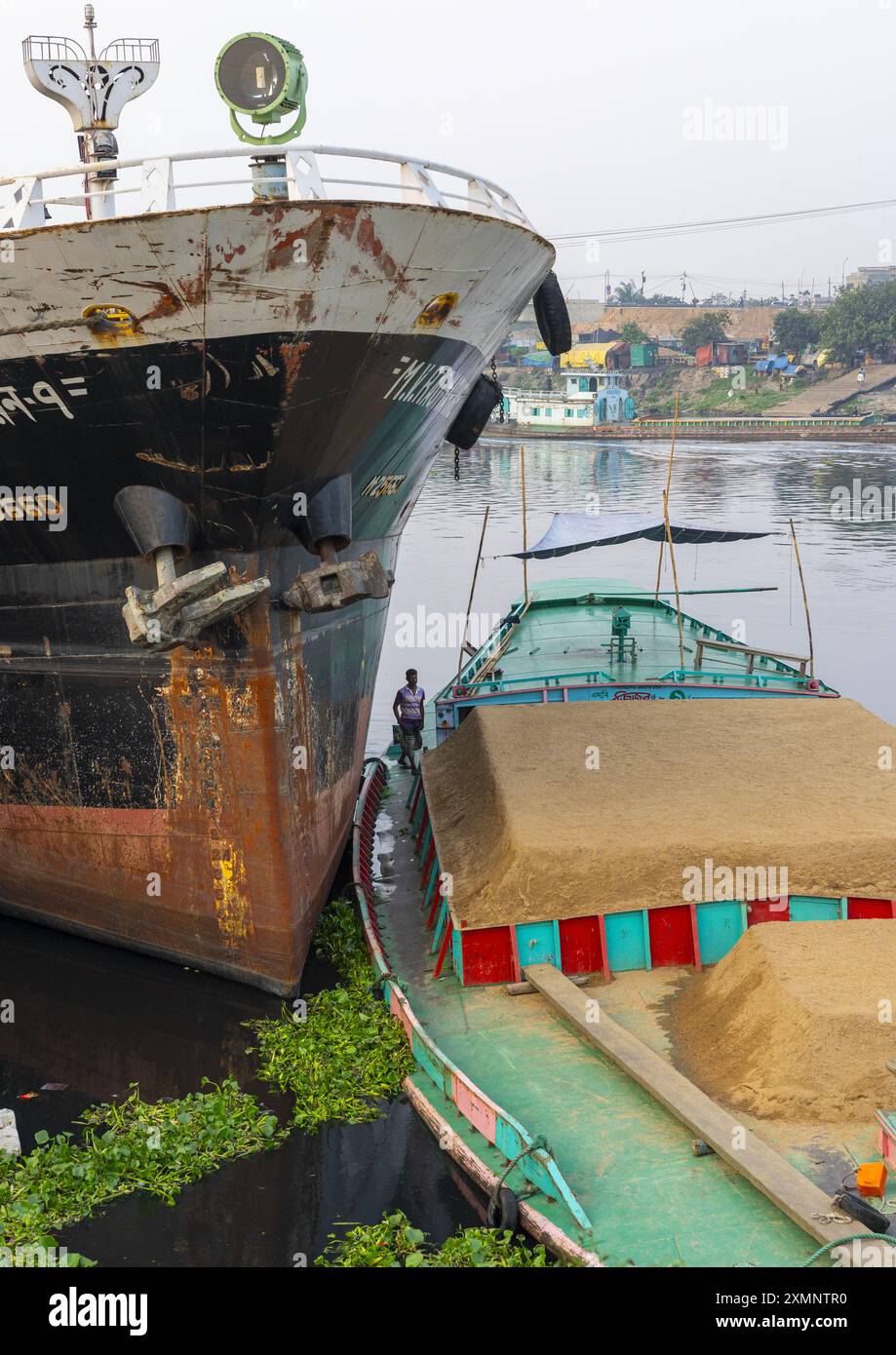 Sand loaded on boats hi-res stock photography and images - Alamy
