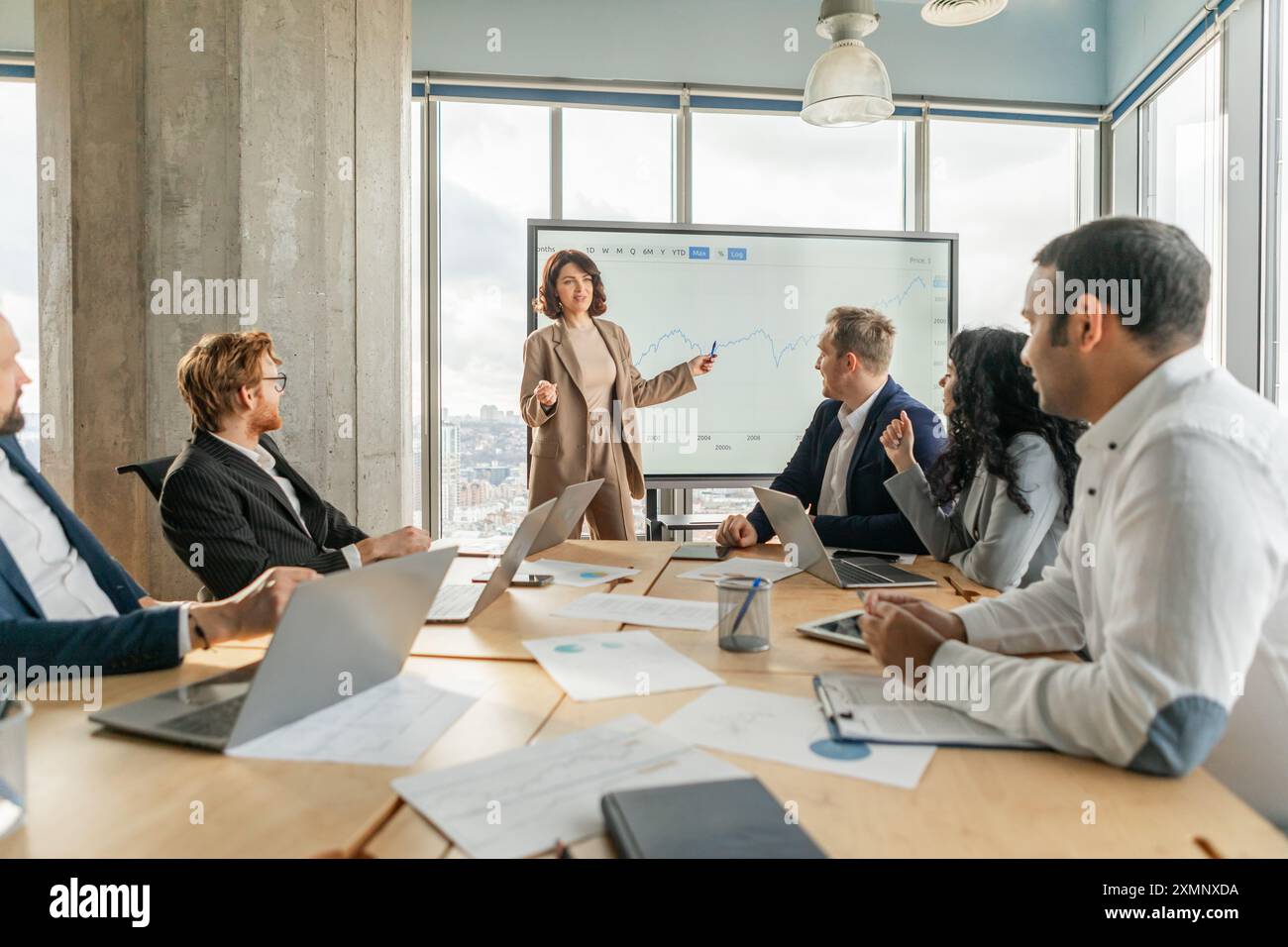 Professional woman presenting data hi-res stock photography and images ...