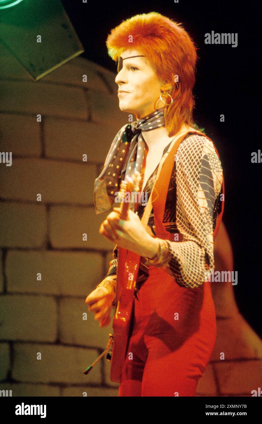 David bowie on stage hi-res stock photography and images - Alamy