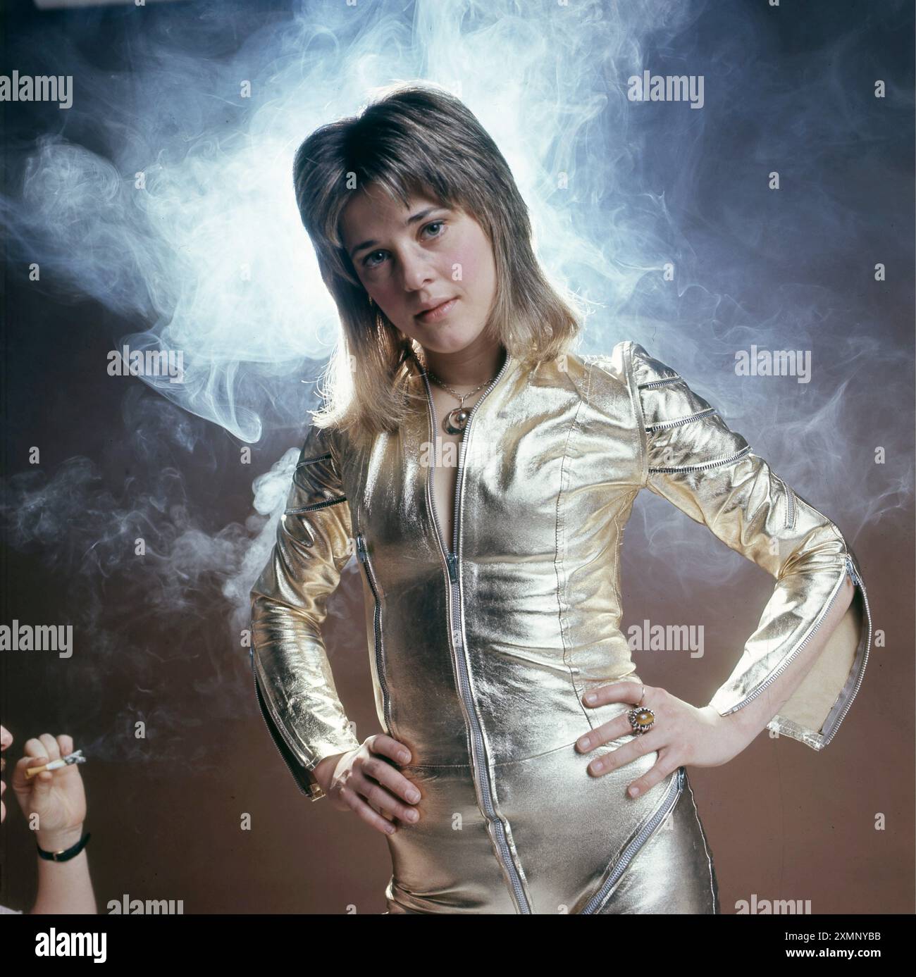 Suzi Quatro photographed by Roger Bamber in a studio.The human smoke ...