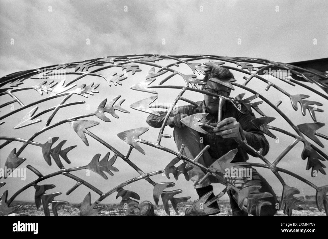 Sculptor Jon Mills at work on his Arrow Fences ???? 3 April 1995 ...