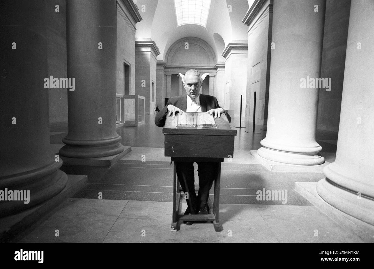 Tate Gallery Performance Sculpture ?????4 April 1993 Picture by Roger ...