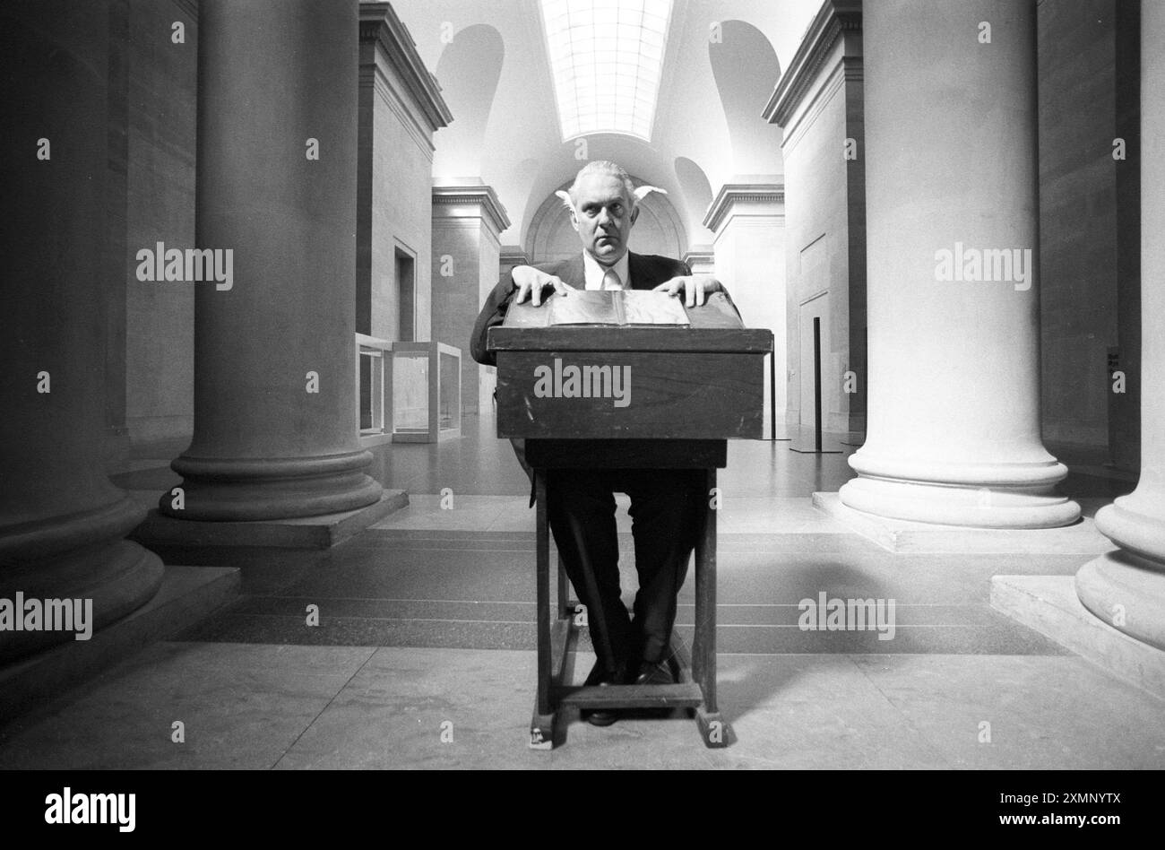 Tate Gallery Performance Sculpture ??????4 April 1993 Picture by Roger ...