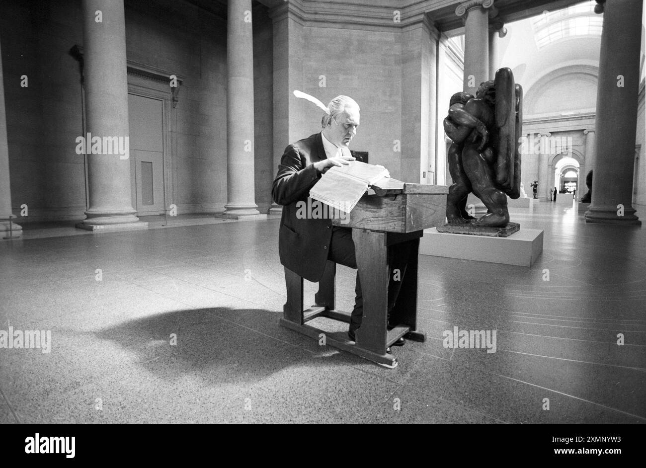 Tate Gallery Performance Sculpture ?????4 April 1993 Picture by Roger ...