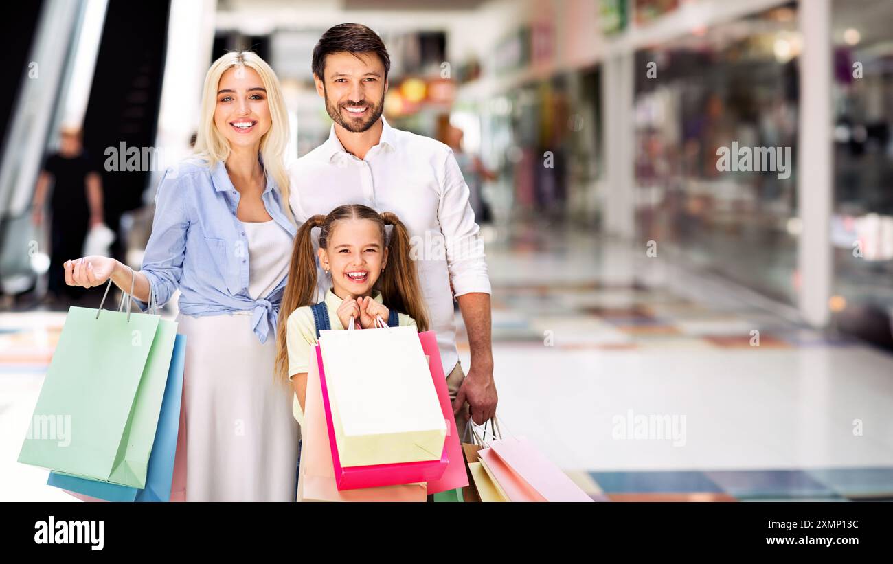 Happy Family Enjoying Shopping Trip In A Modern Mall Stock Photo - Alamy